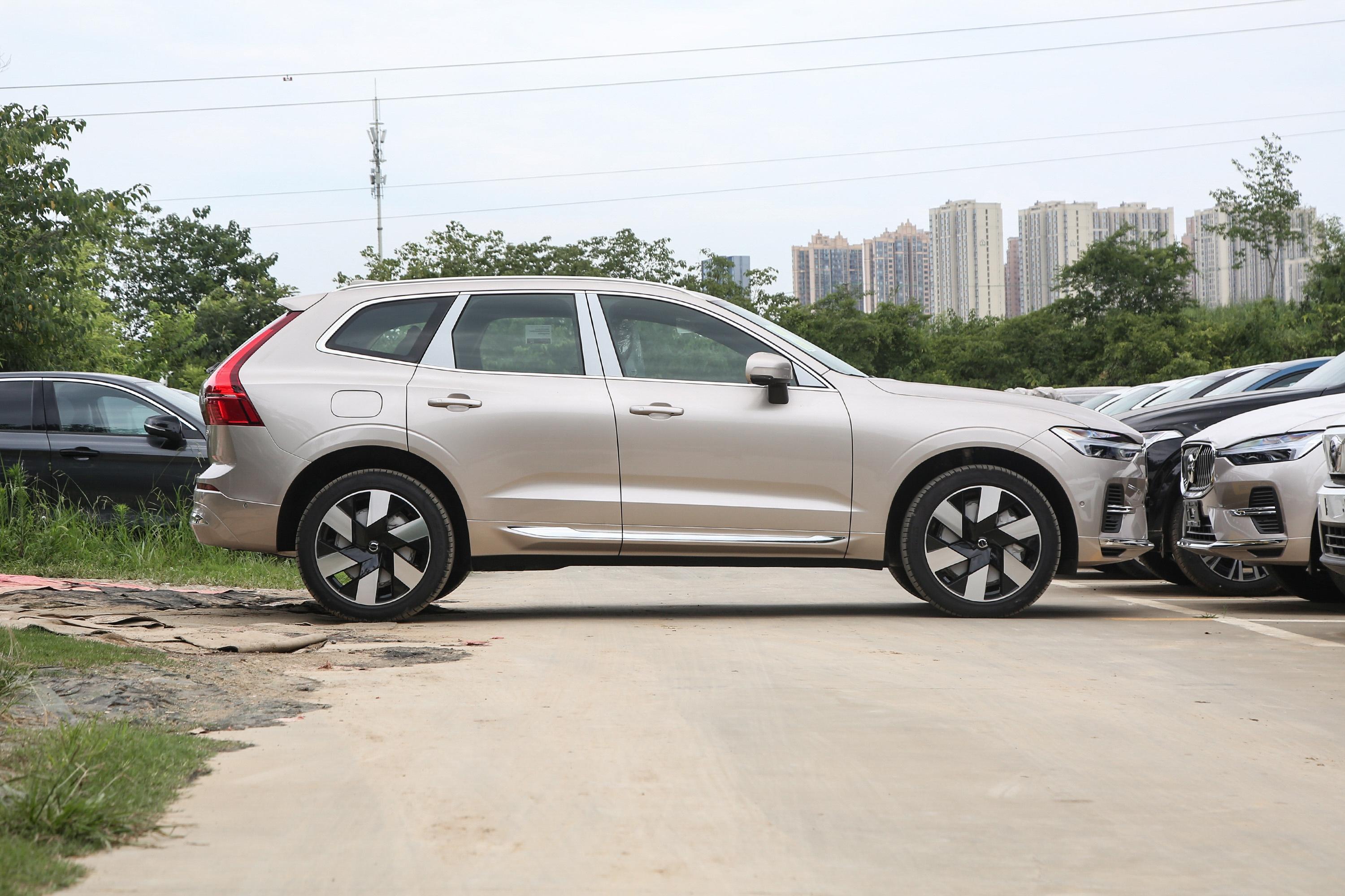 【沃尔沃XC60 插电混动2.0T 64km 长续航智远豪华版正侧车头向右水平图片-汽车图片大全】-易车