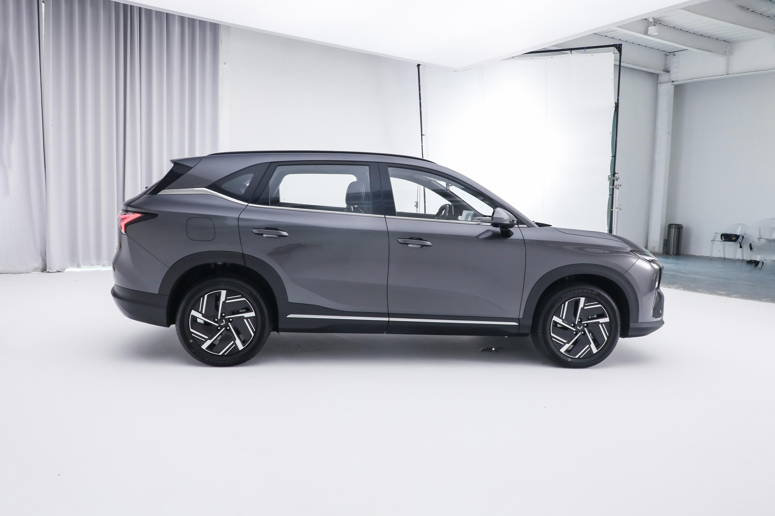 【五菱星光S插电混动 1.5L 130km 旗舰型正侧车头向右水平图片-汽车图片大全】-易车