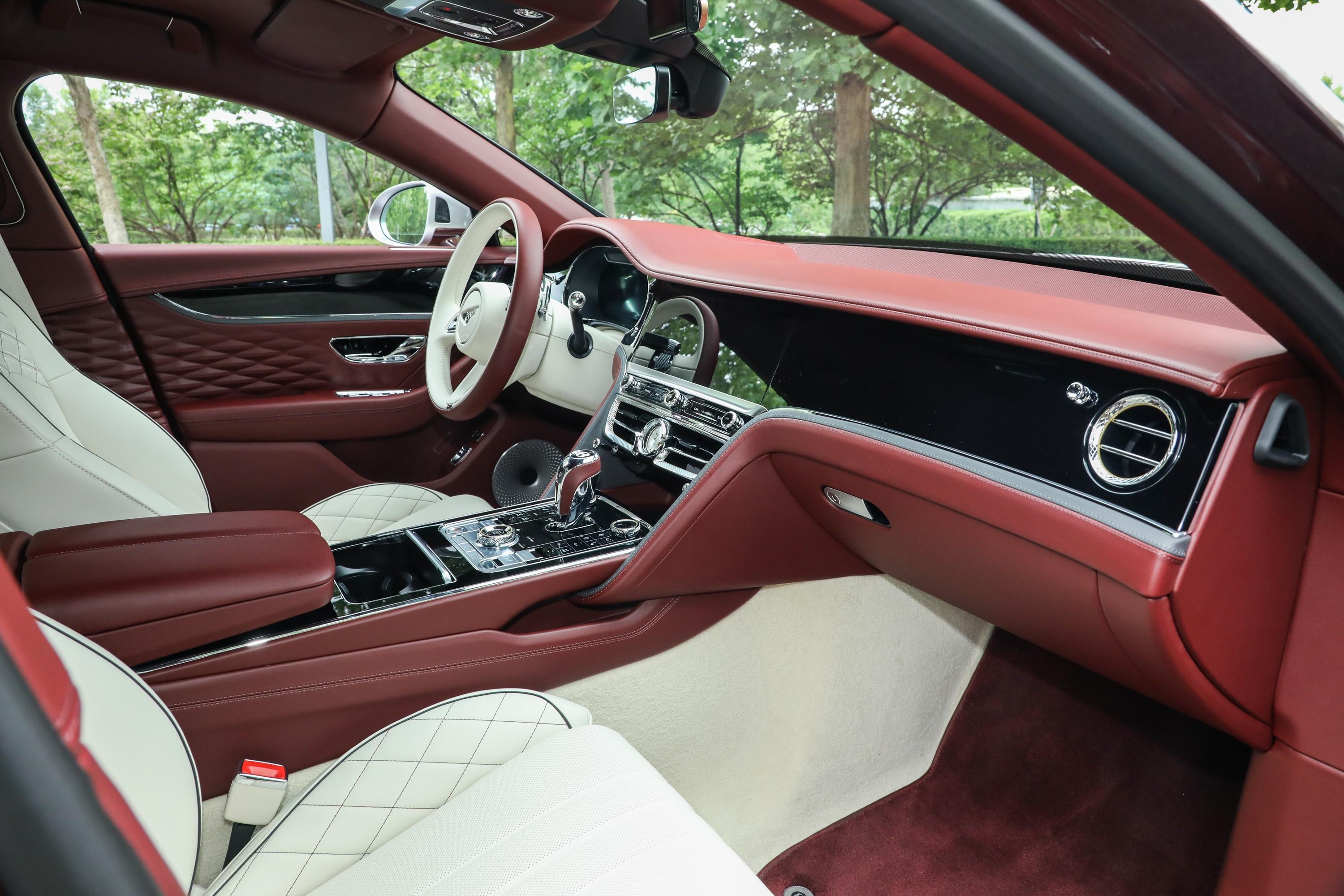 【飞驰4.0T V8 Mulliner内饰全景副驾方向图片-汽车图片大全】-易车