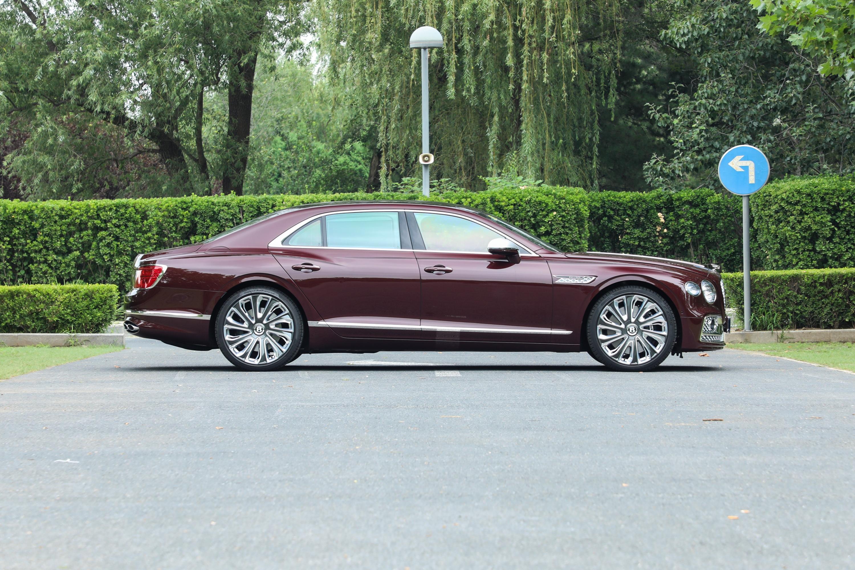 【飞驰4.0T V8 Mulliner正侧车头向右水平图片-汽车图片大全】-易车