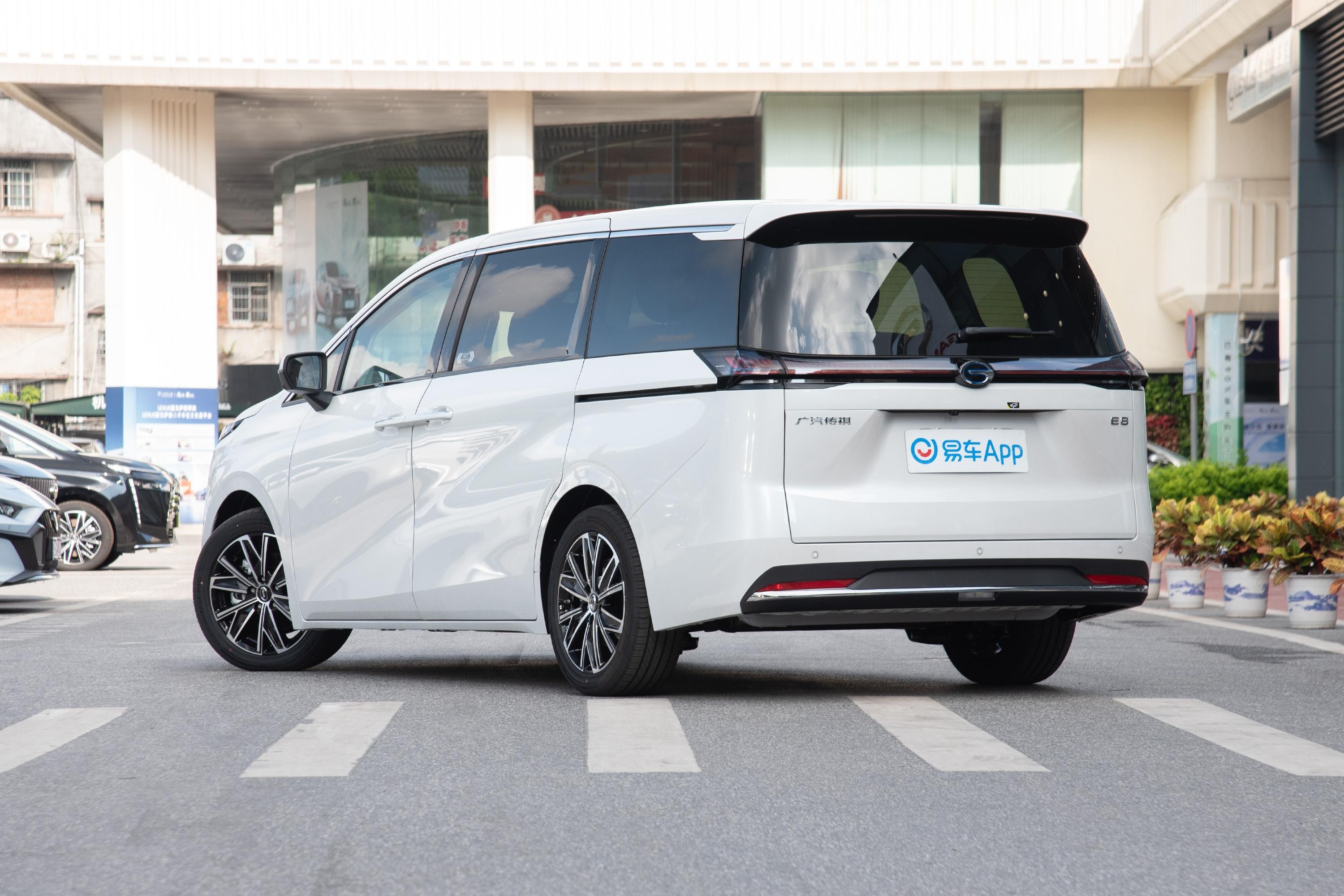 【传祺E8荣耀系列 2.0L 荣耀版侧后45度车头向左水平图片-汽车图片大全】-易车