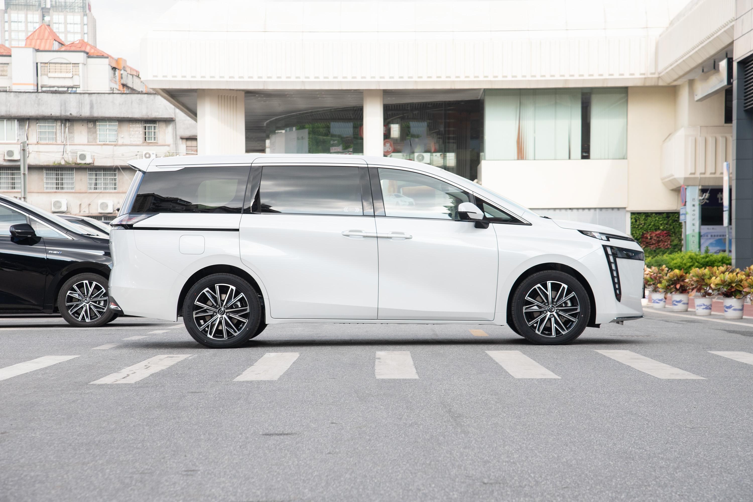 【传祺E8荣耀系列 2.0L 荣耀版正侧车头向右水平图片-汽车图片大全】-易车