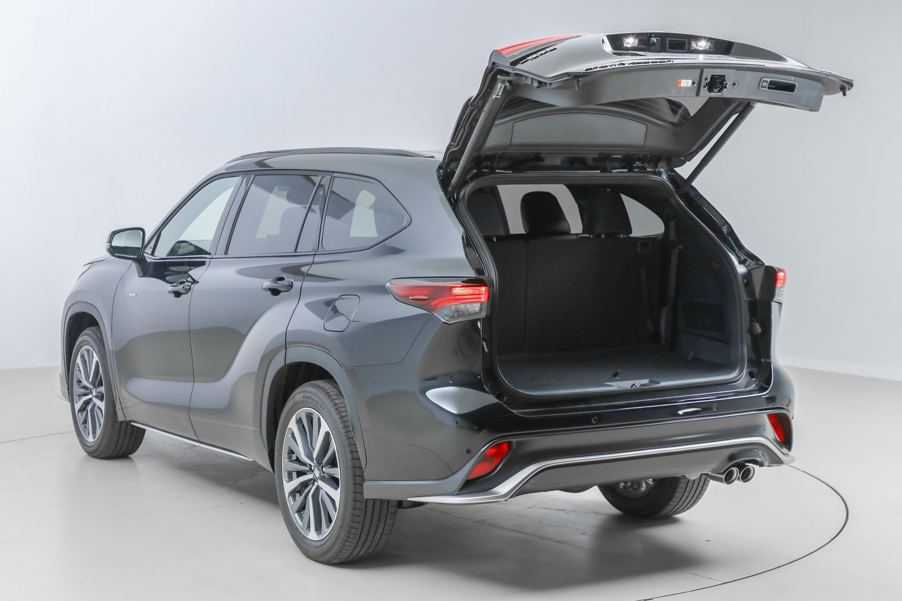 【皇冠陆放HEV 2.5L 四驱尊贵版后备厢开启45度侧拍图片-汽车图片大全】-易车