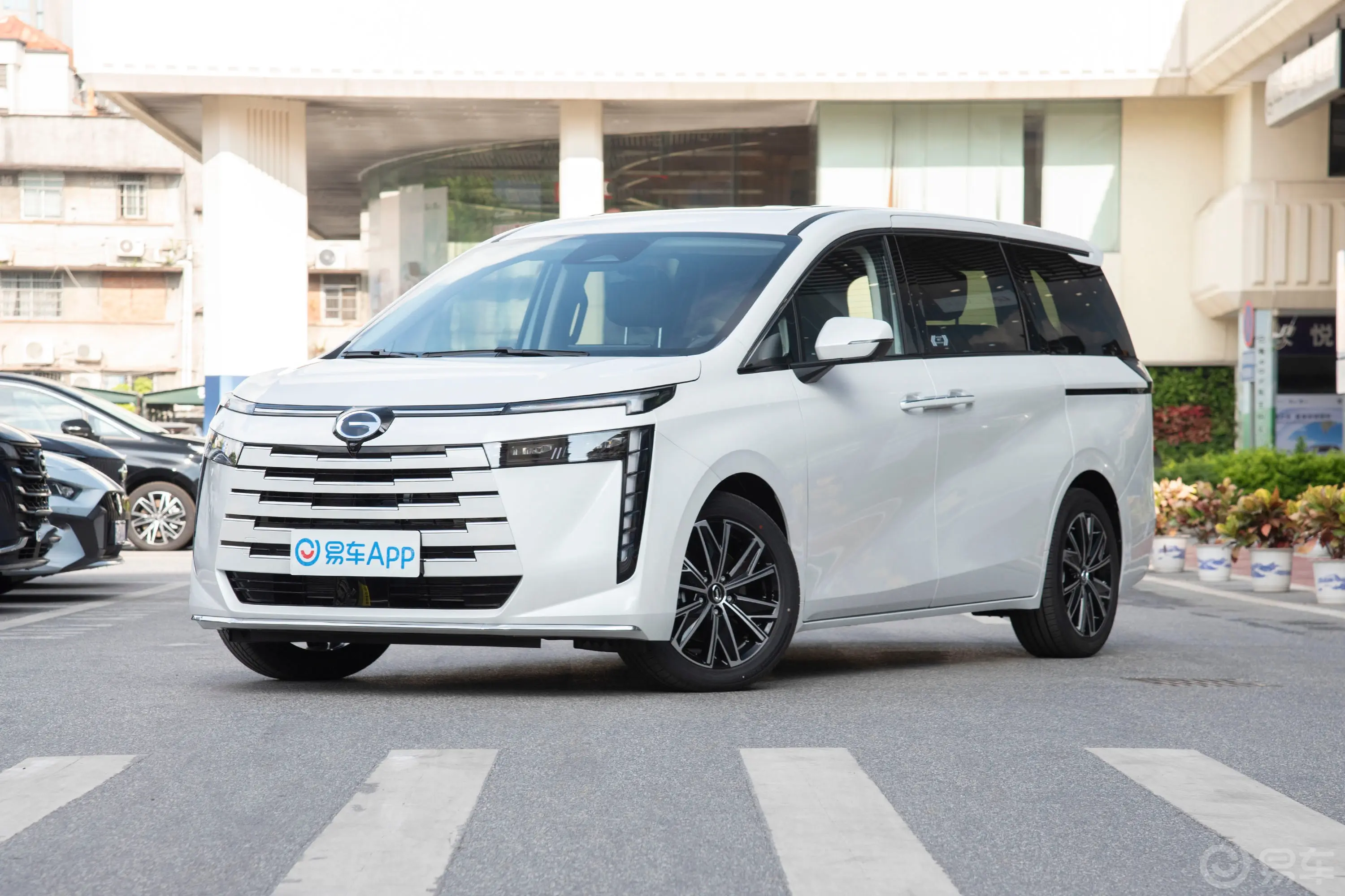 【传祺E8荣耀系列 2.0L 荣耀版侧前45度车头向左水平图片-汽车图片大全】-易车