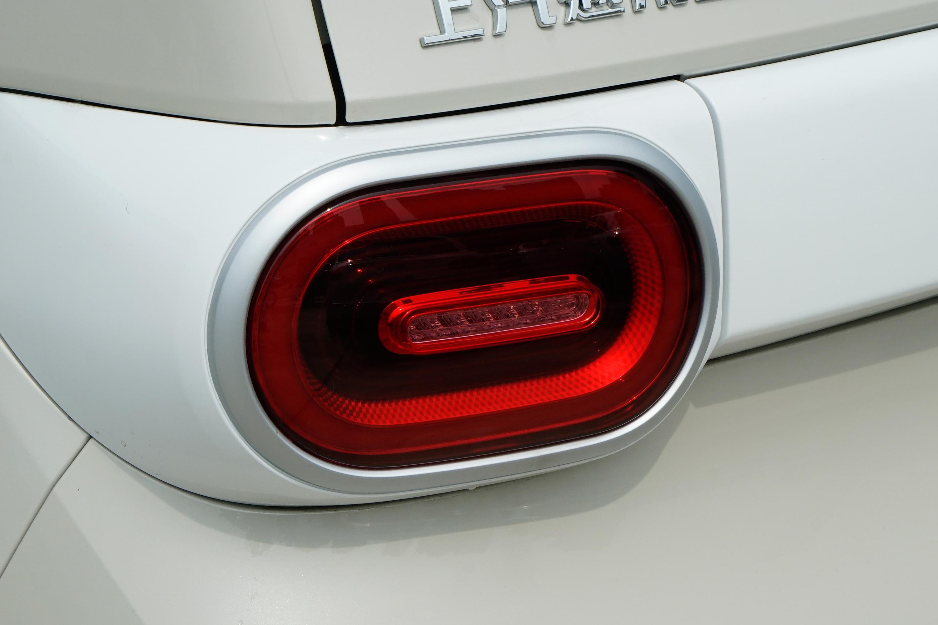 【宏光MINIEV215km 青春版 磷酸铁锂尾灯侧45度俯拍图片-汽车图片大全】-易车