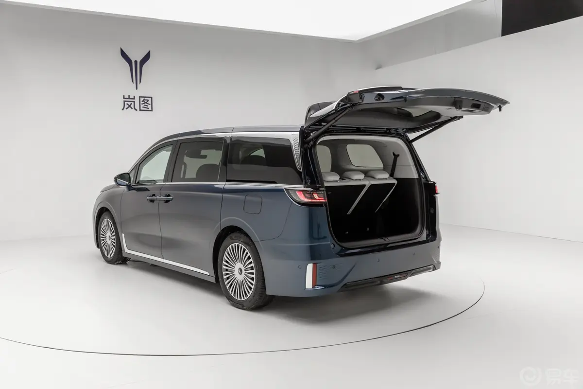 【岚图梦想家插电混动 1.5T 235km 四驱旗舰鲲鹏版后备厢开启45度侧拍图片-汽车图片大全】-易车