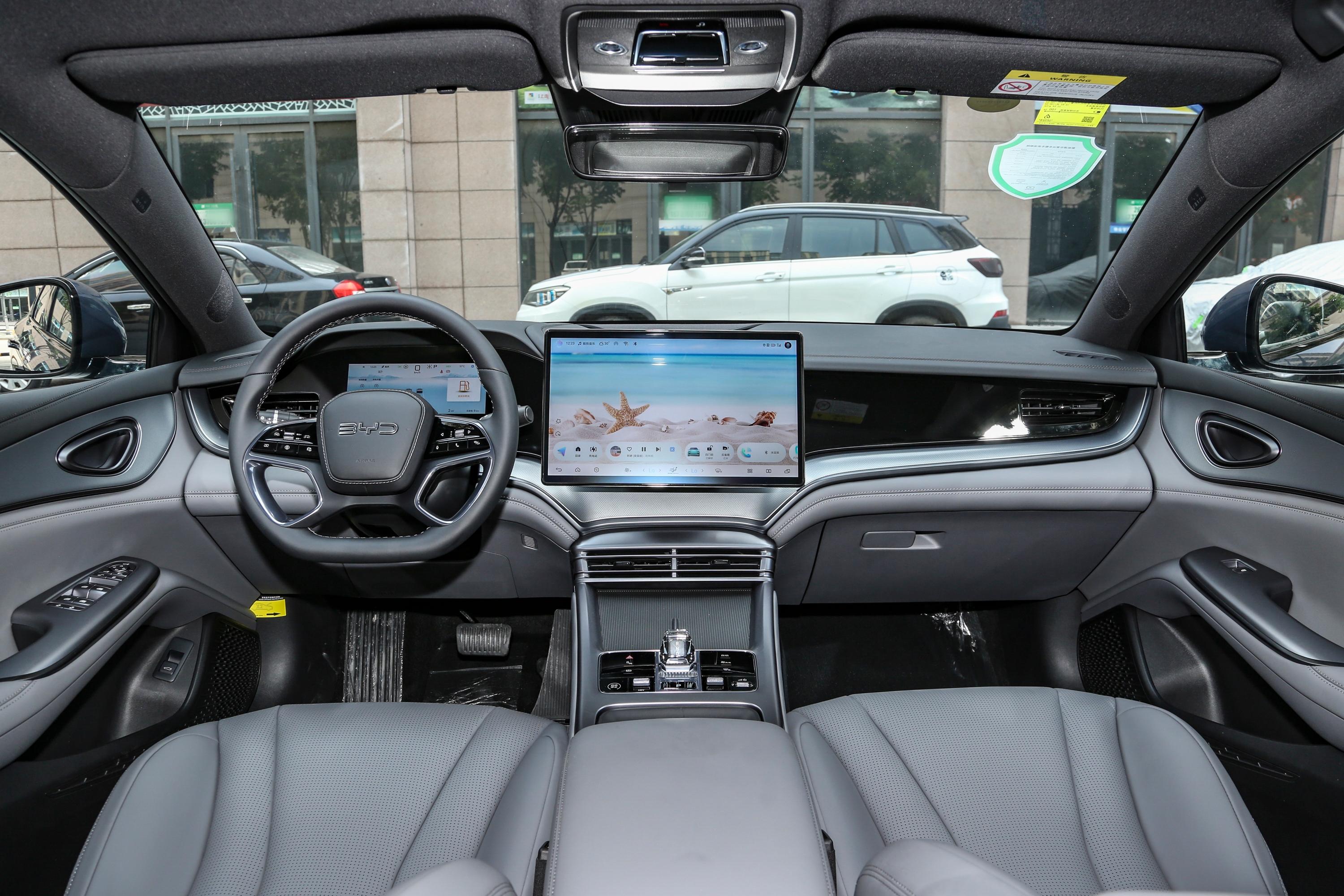 【海豹07DM-i1.5L 125km 精英型内饰全景正拍图片-汽车图片大全】-易车