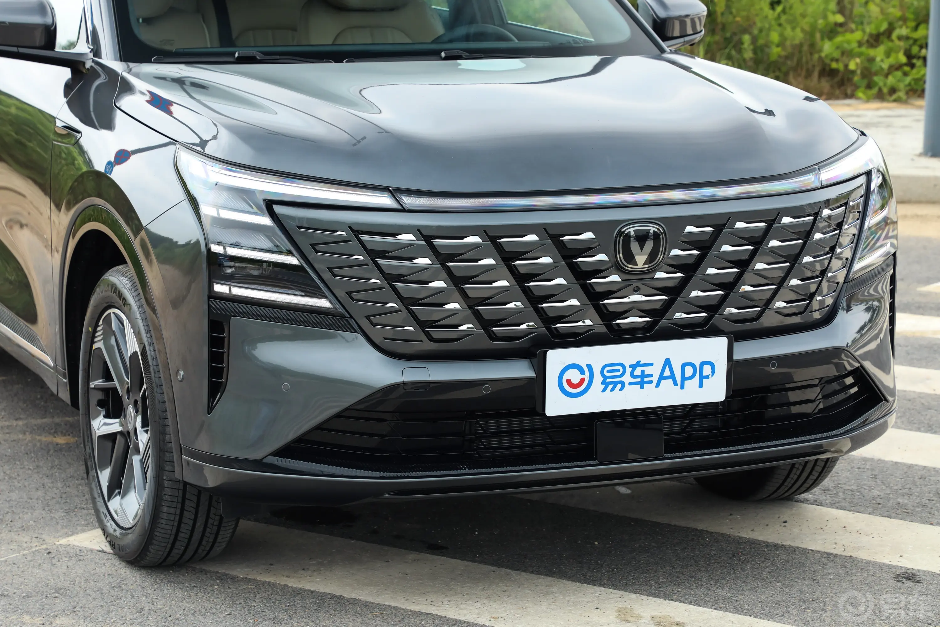 【长安CS75PLUS第四代 1.5T 新蓝鲸旗舰型前格栅侧俯拍图片-汽车图片大全】-易车