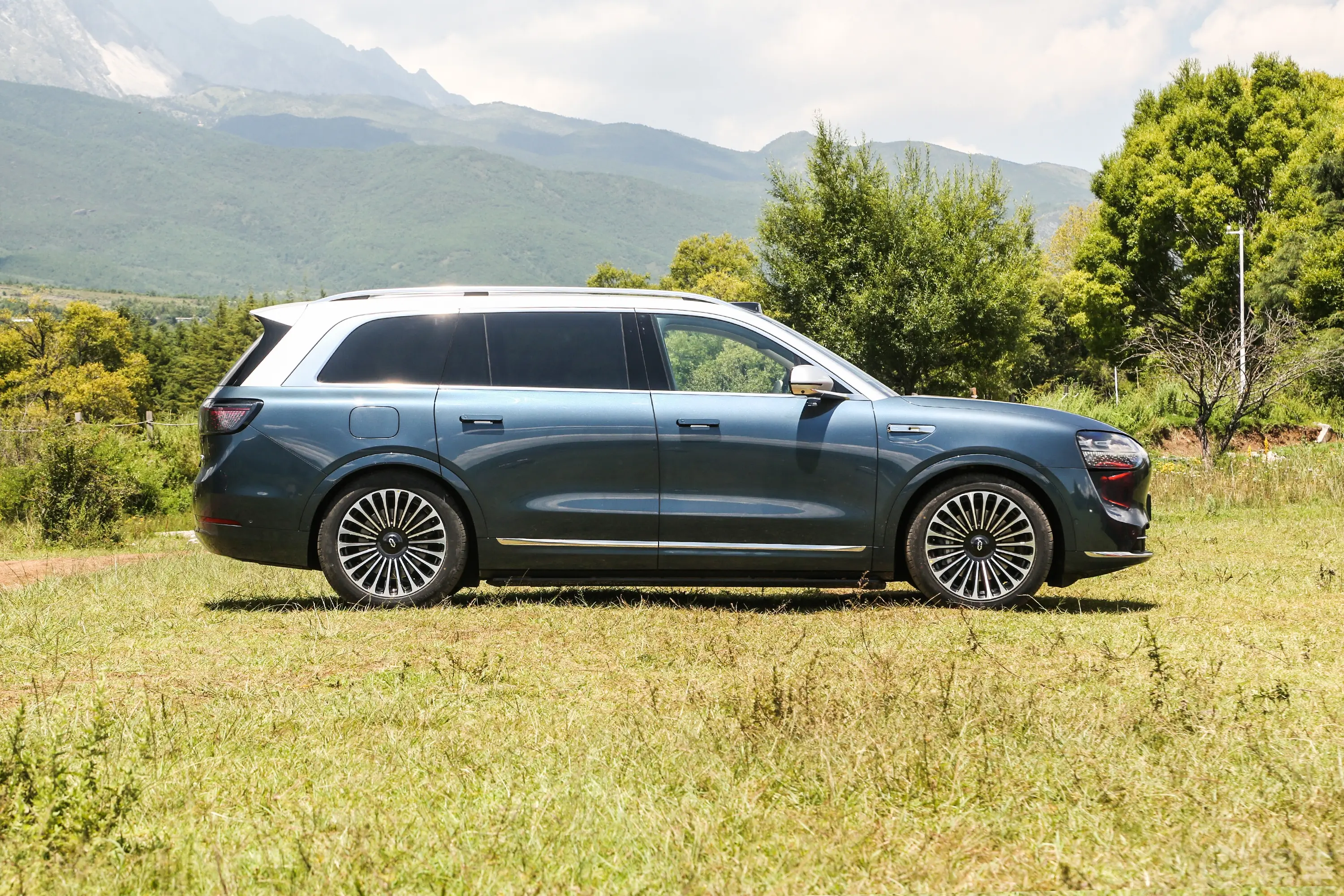 【问界M9增程版 1.5T 275km Ultra 5座正侧车头向右水平图片-汽车图片大全】-易车