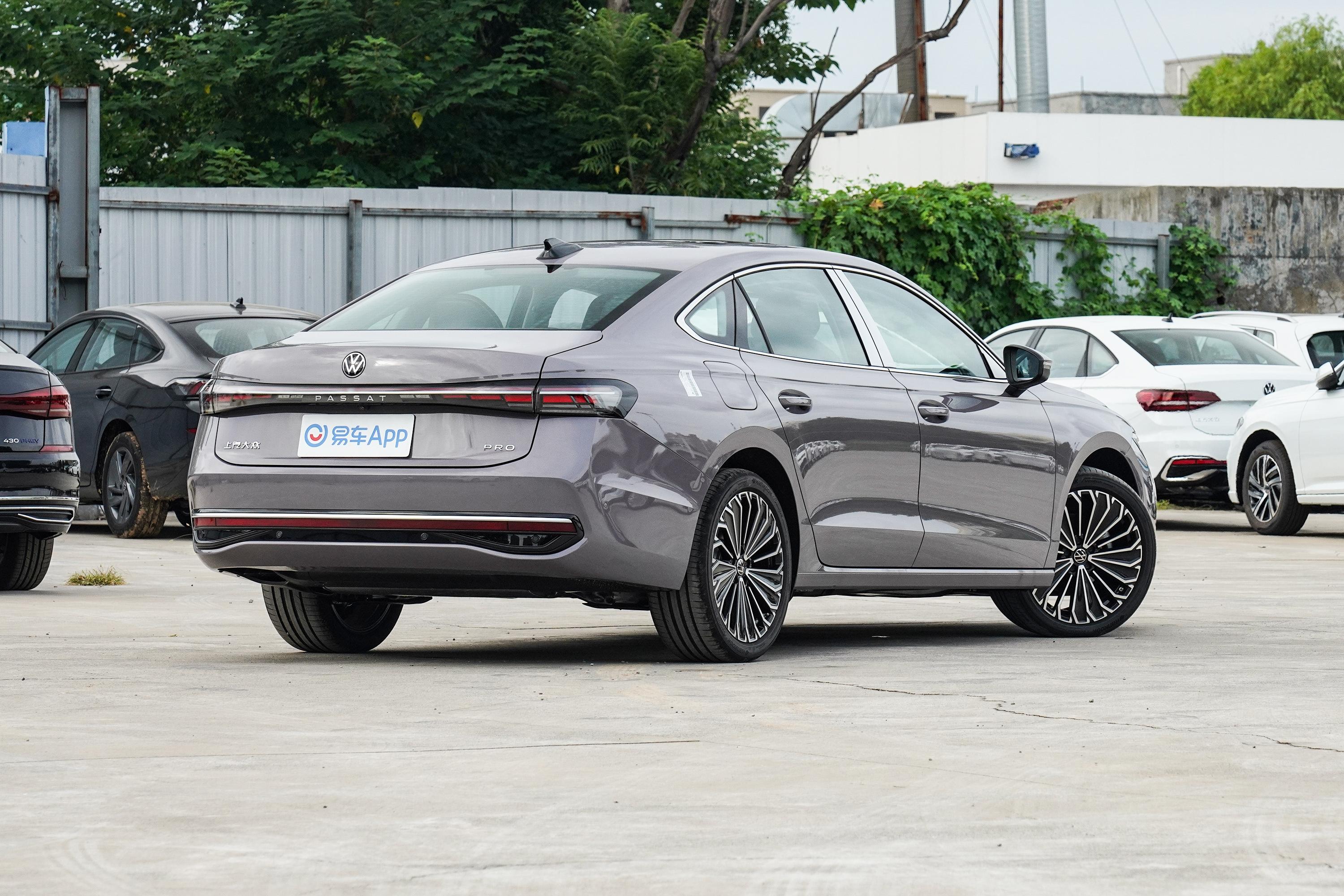 【帕萨特Pro 380TSI 龙尊版侧后45度车头向右水平图片-汽车图片大全】-易车