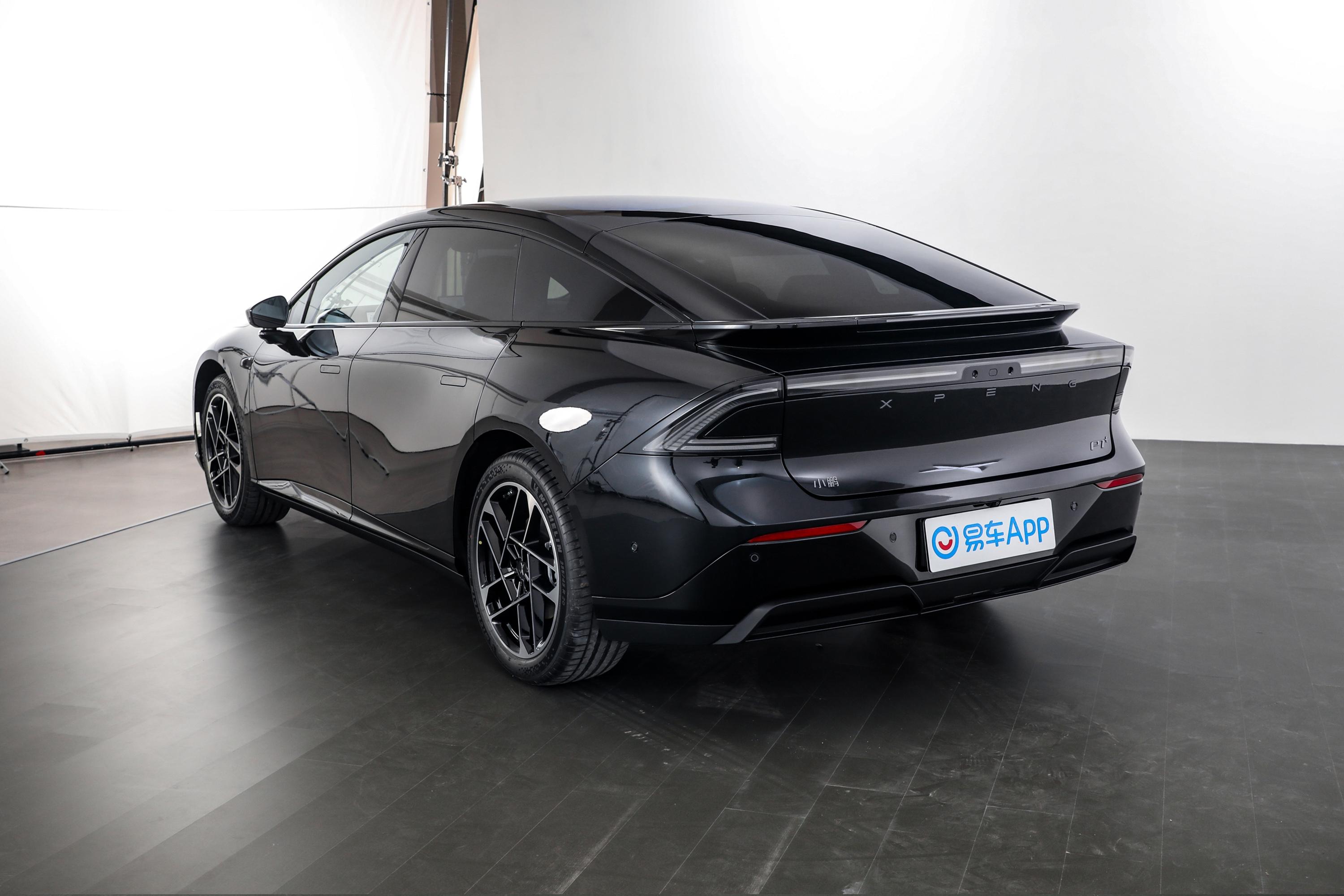 【小鹏P7+725km 超长续航 Max侧后45度车头向左水平图片-汽车图片大全】-易车