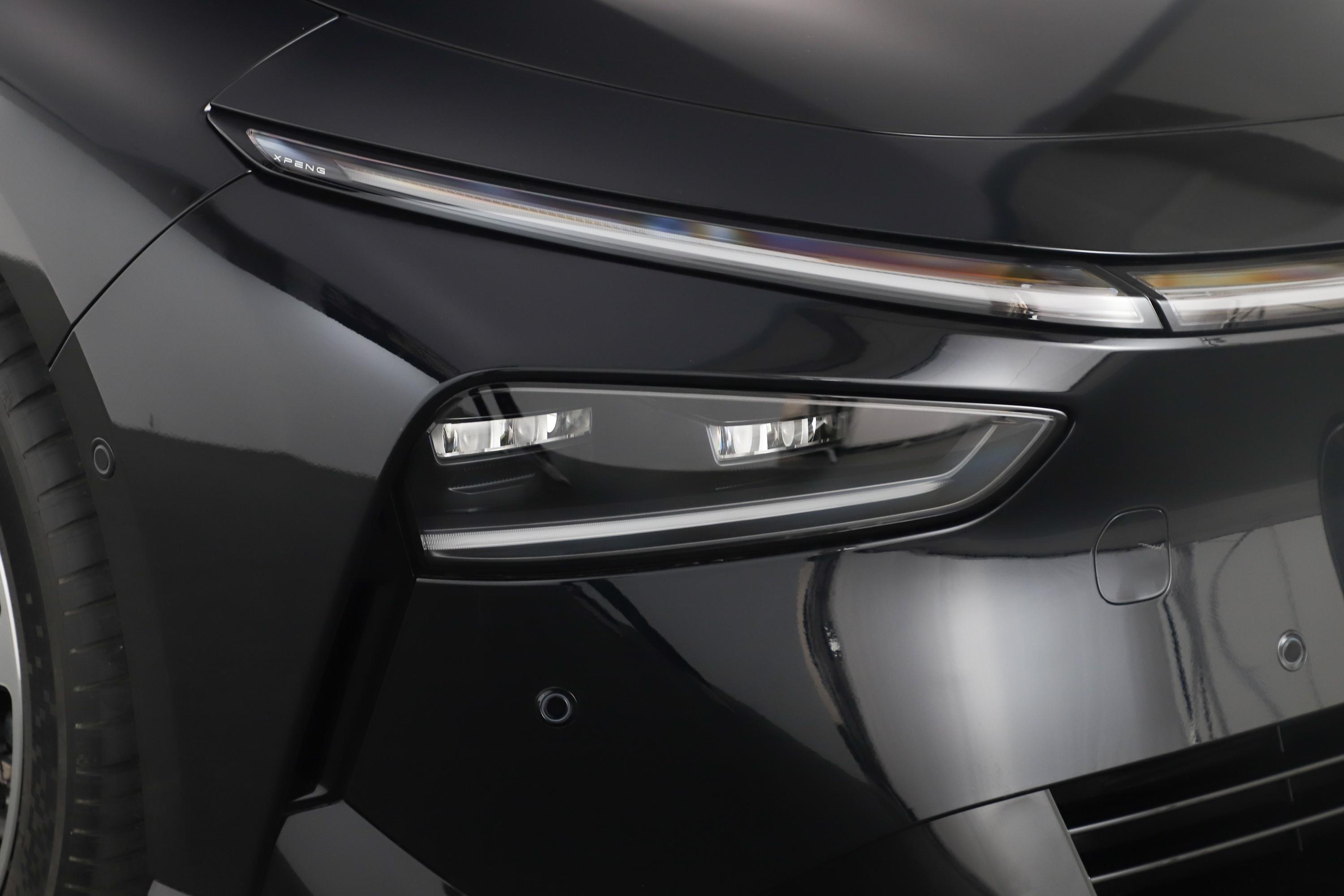 【小鹏P7+725 超长续航 Max大灯侧45度俯拍图片-汽车图片大全】-易车