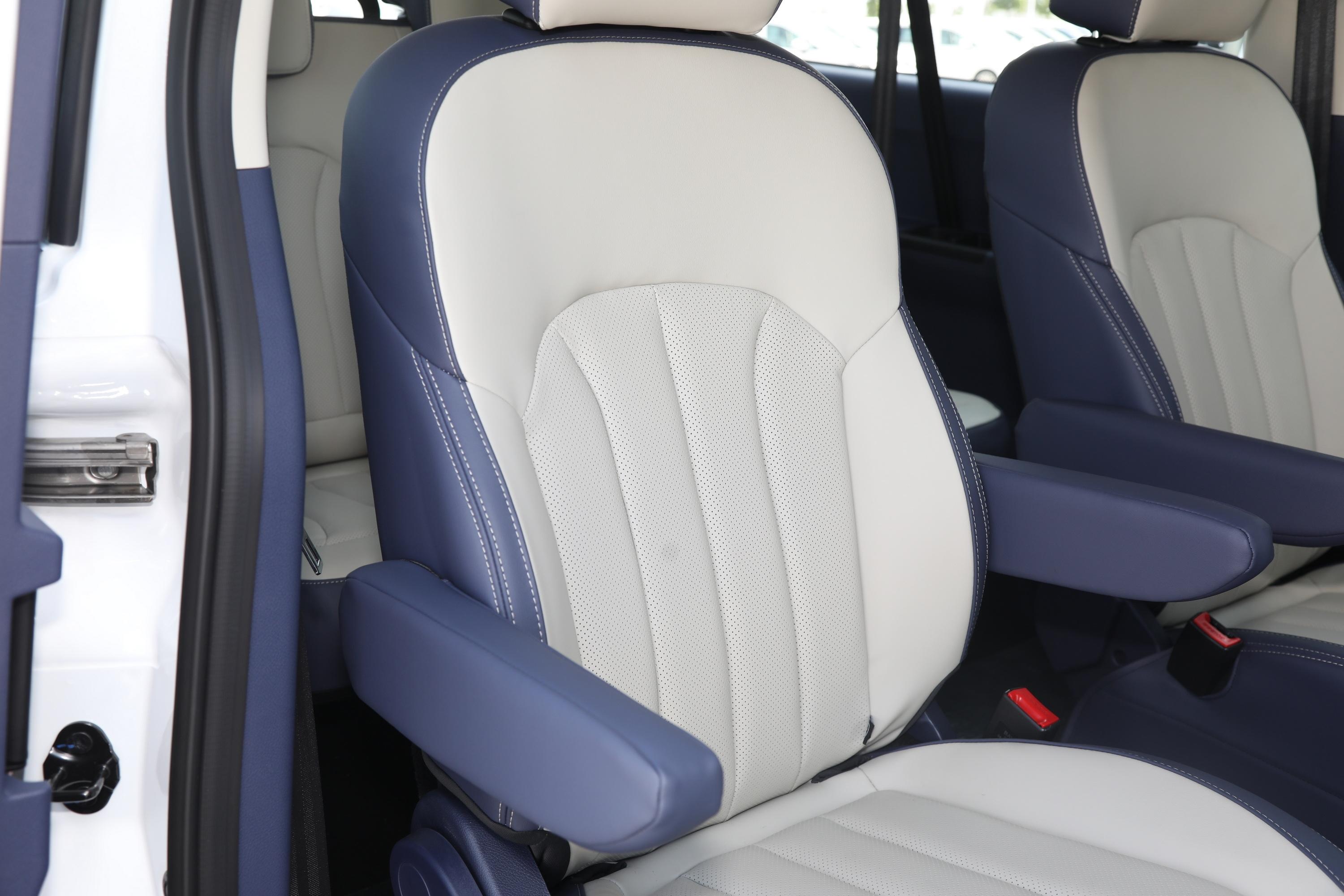 【锐胜王牌M7新能源505km 中级尊贵营运版 7座后排空间图片-汽车图片大全】-易车