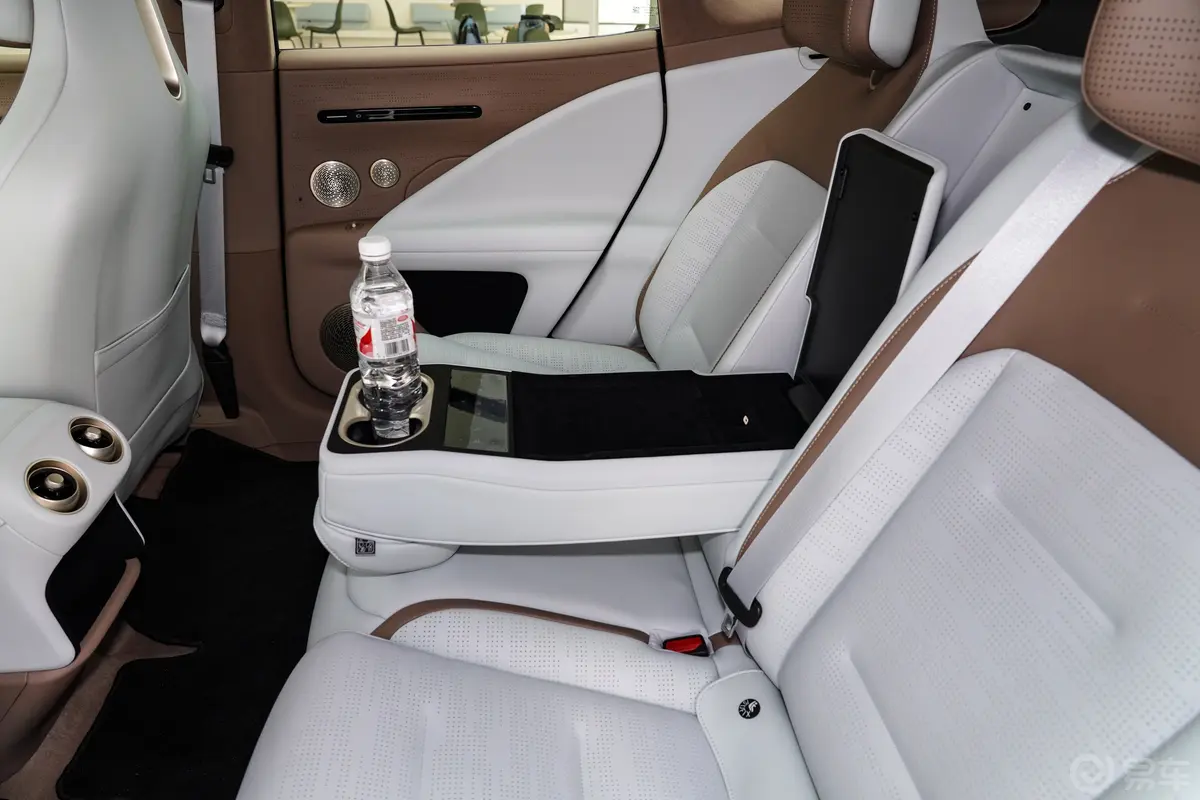 【阿维塔07增程版 230km 后驱Max后排(第二排)杯架图片-汽车图片大全】-易车