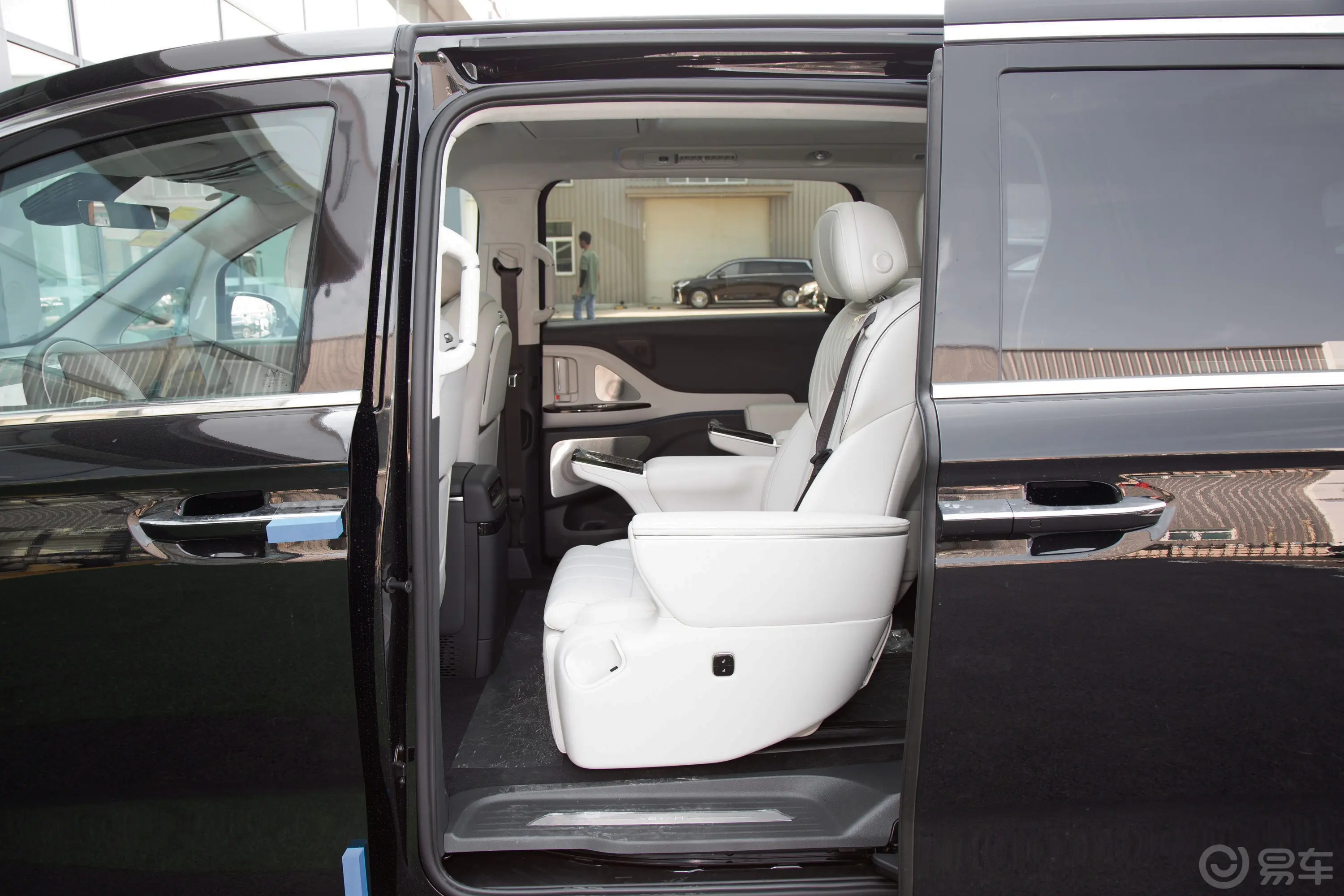 【岚图梦想家纯电动 650km 四驱旗舰鲲鹏版后排空间图片-汽车图片大全】-易车