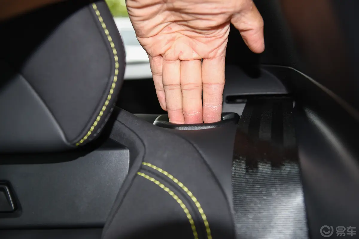 【领克06Renew 1.5T Pro后排功能图片-汽车图片大全】-易车