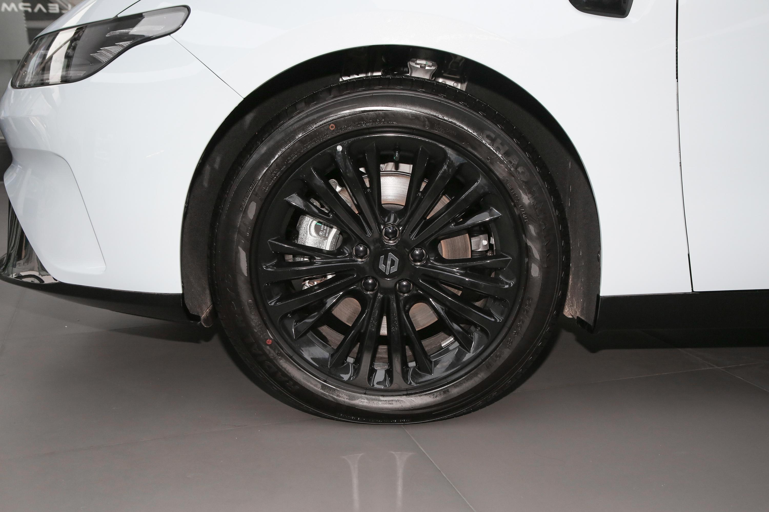 【零跑C01增程版 1.5L 216km 舒享版前轮毂造型图片-汽车图片大全】-易车