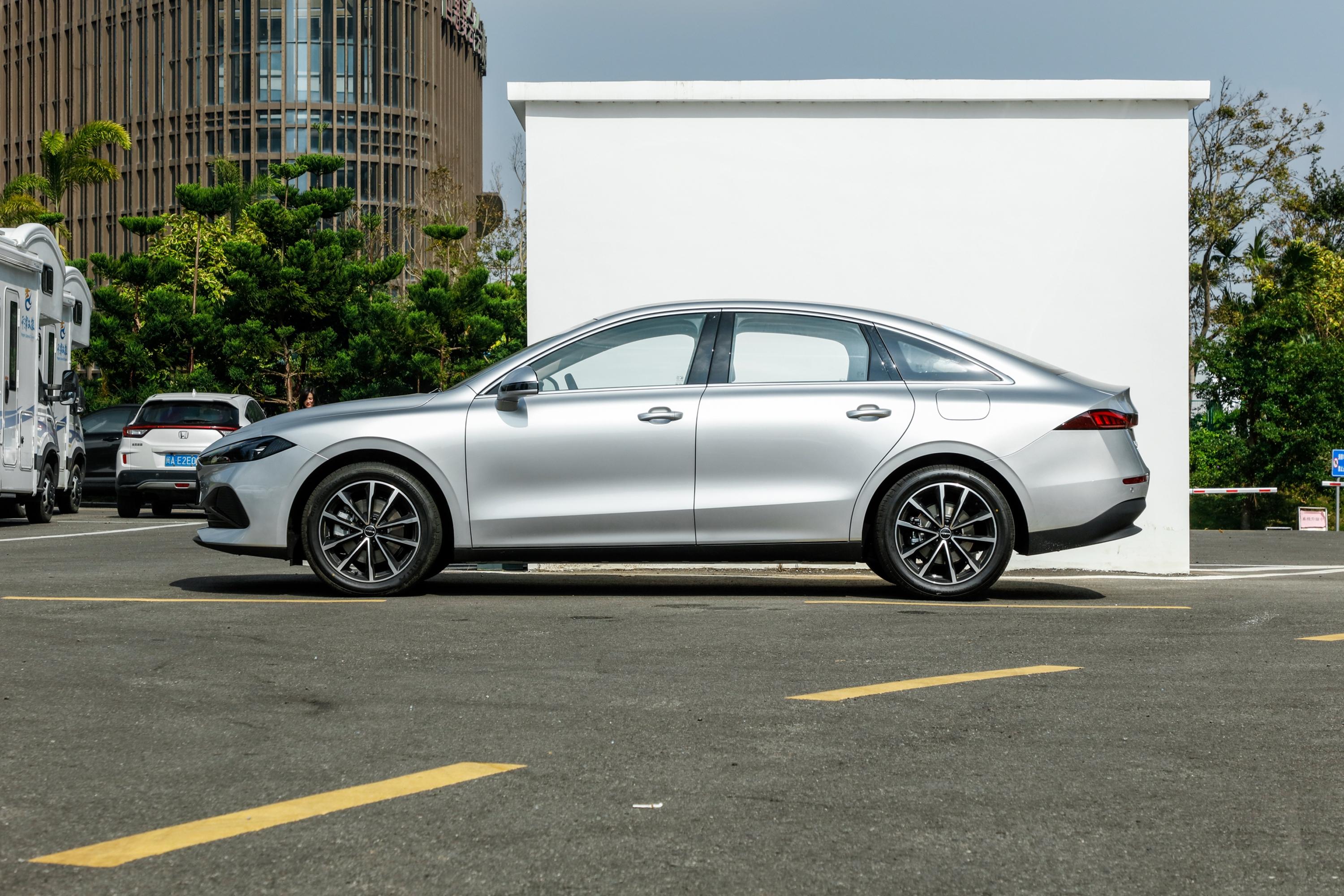 【荣威D7插电混动 1.5L 125km 世界冠军版正侧车头向左水平图片-汽车图片大全】-易车