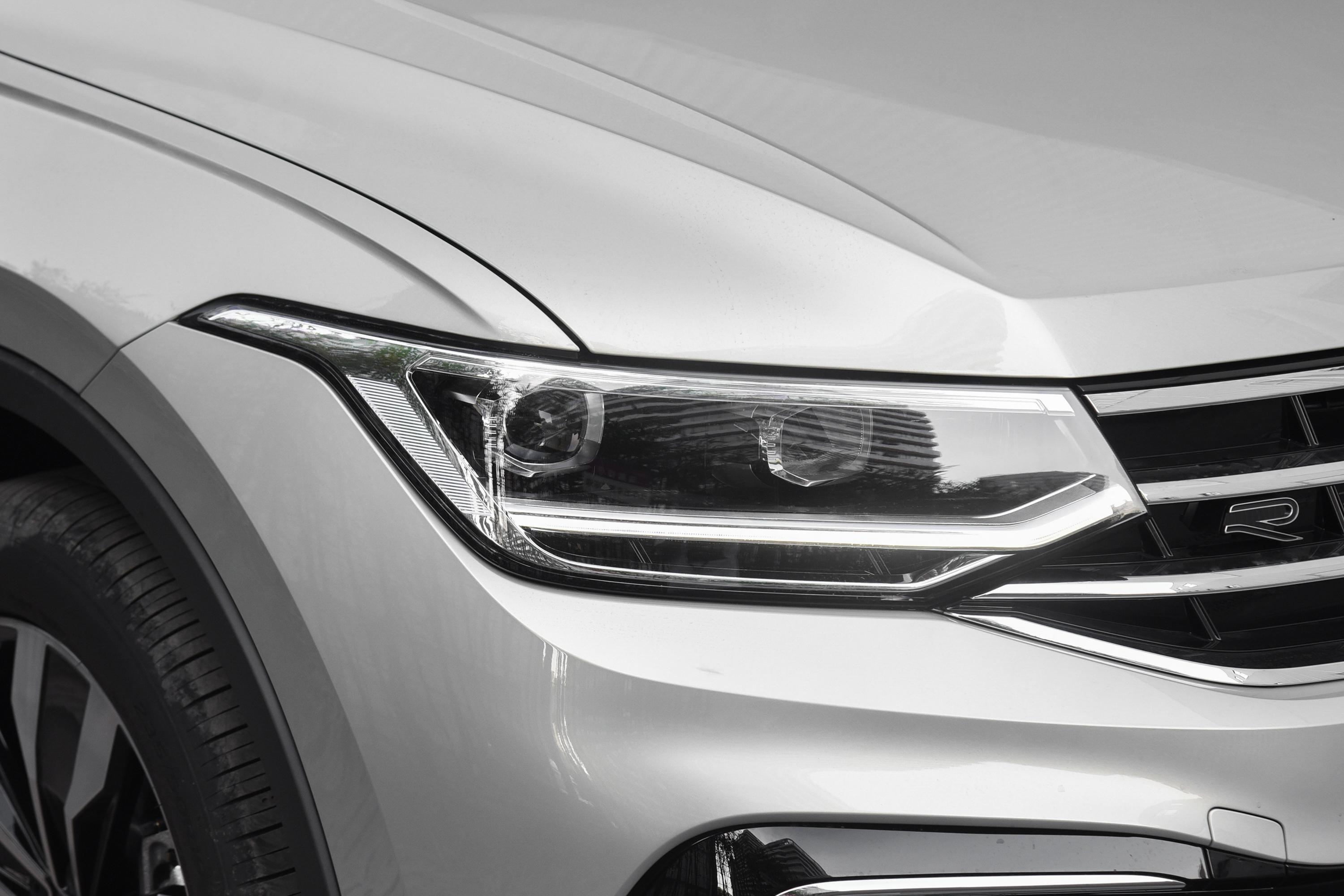 【途观L330TSI 两驱R-Line龙耀版 5座大灯侧45度俯拍图片-汽车图片大全】-易车