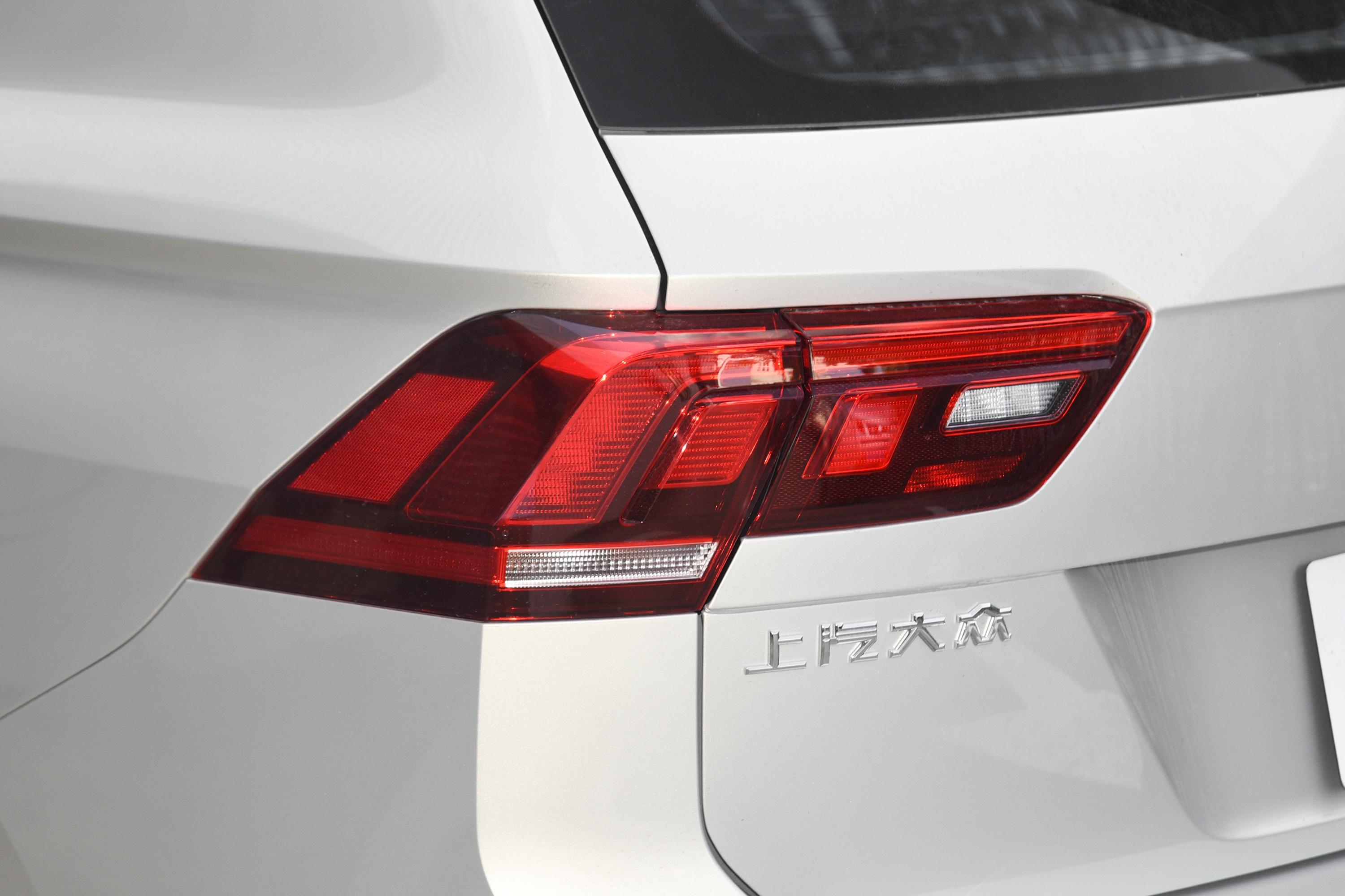 【途观L330TSI 两驱R-Line龙耀版 5座尾灯侧45度俯拍图片-汽车图片大全】-易车