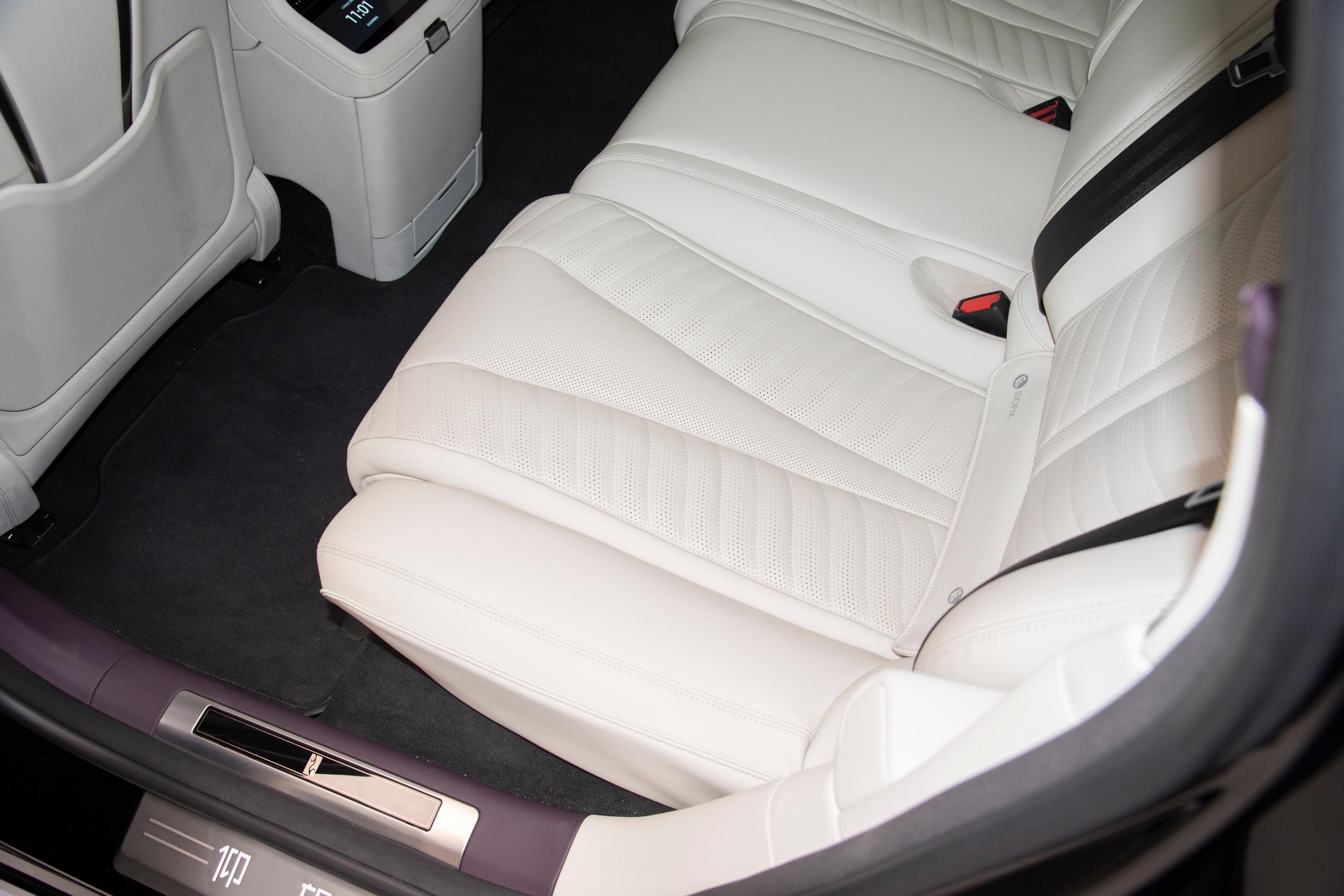 【仰望U7纯电版 720km 豪华版 5座后排空间图片-汽车图片大全】-易车