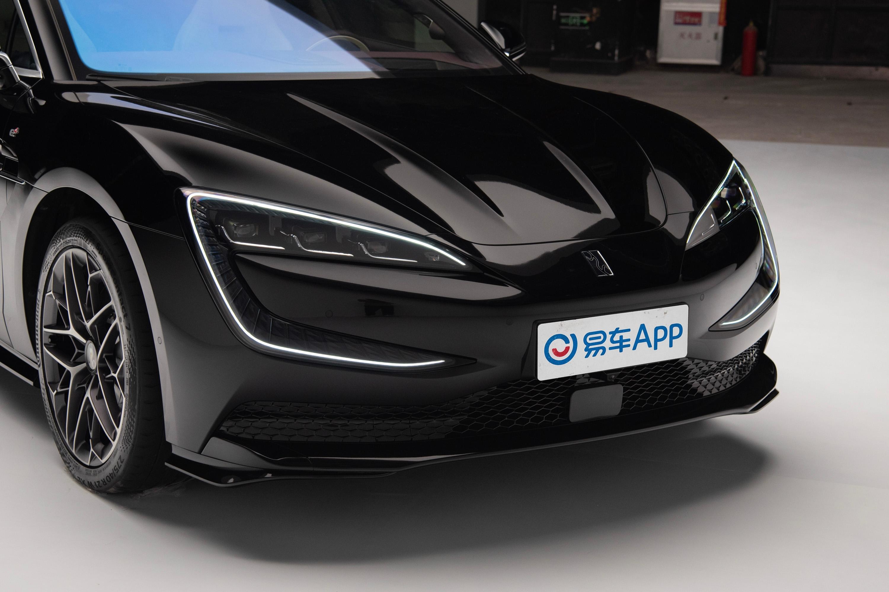 【仰望U7纯电版 720km 豪华版 5座前格栅侧俯拍图片-汽车图片大全】-易车