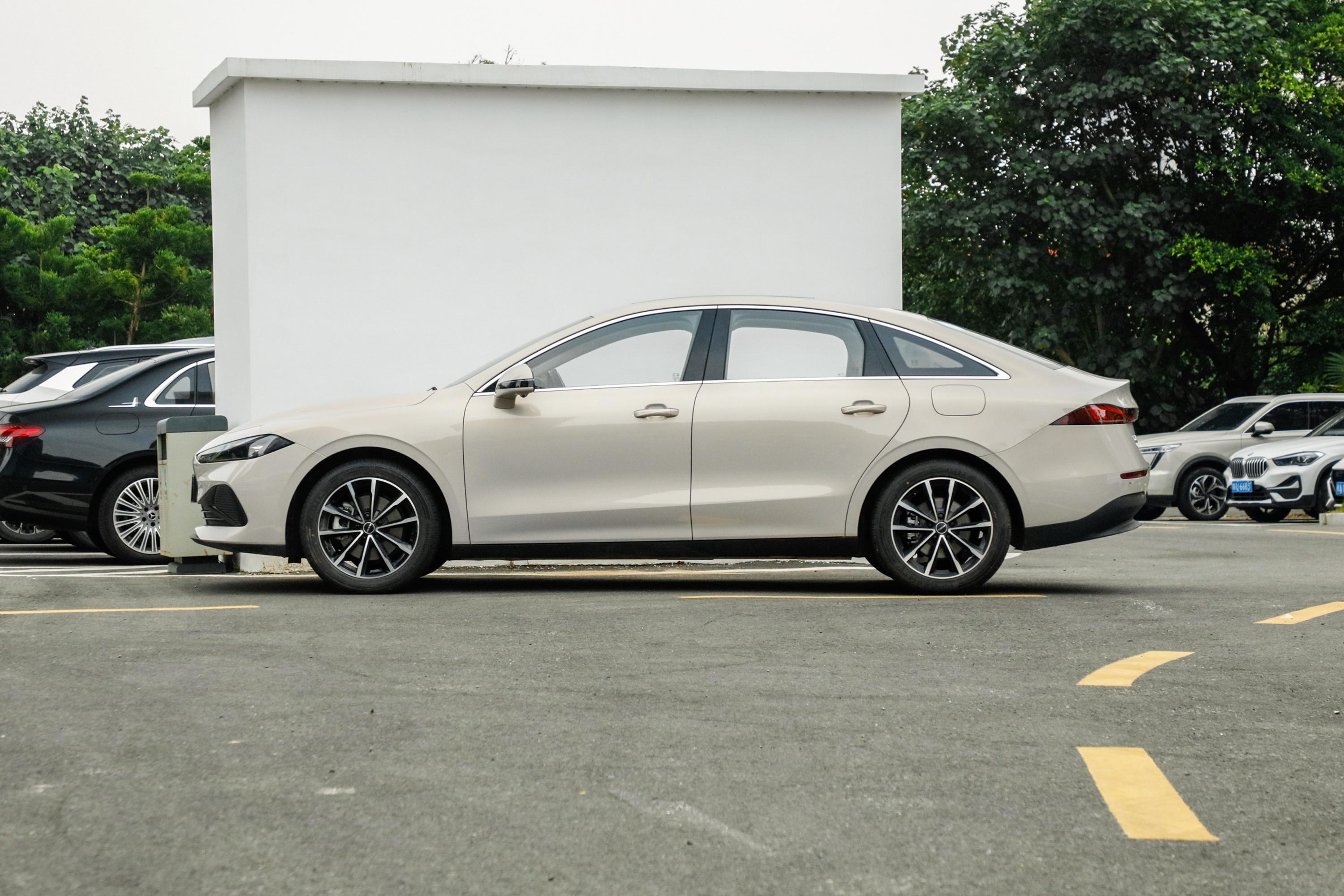 【荣威D7插电混动 1.5L 125km 世界冠军旗舰版正侧车头向左水平图片-汽车图片大全】-易车