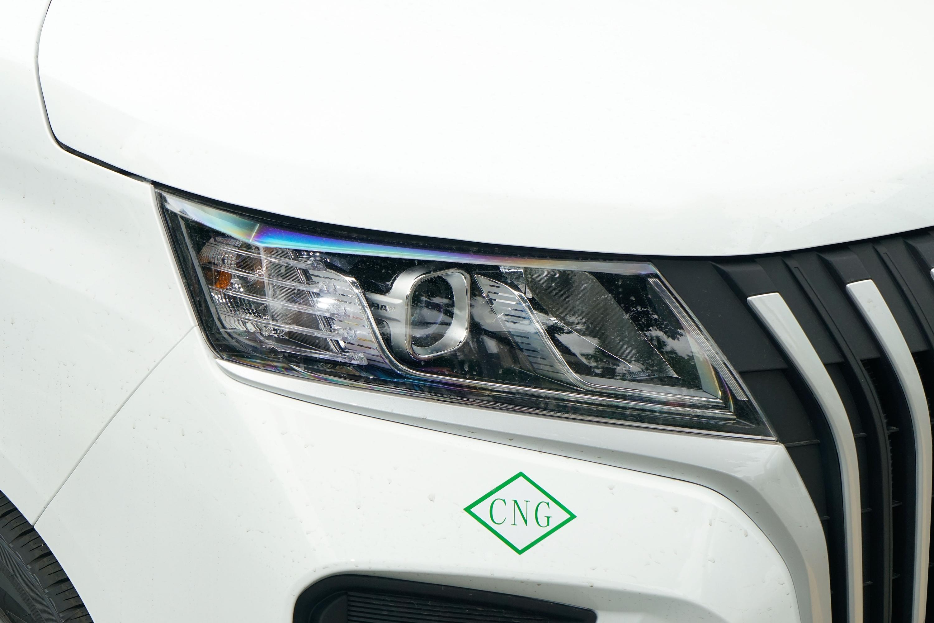 【锐胜王牌M72.0L 手动长轴中级营运舒适版 9座 CNG大灯侧45度俯拍图片-汽车图片大全】-易车