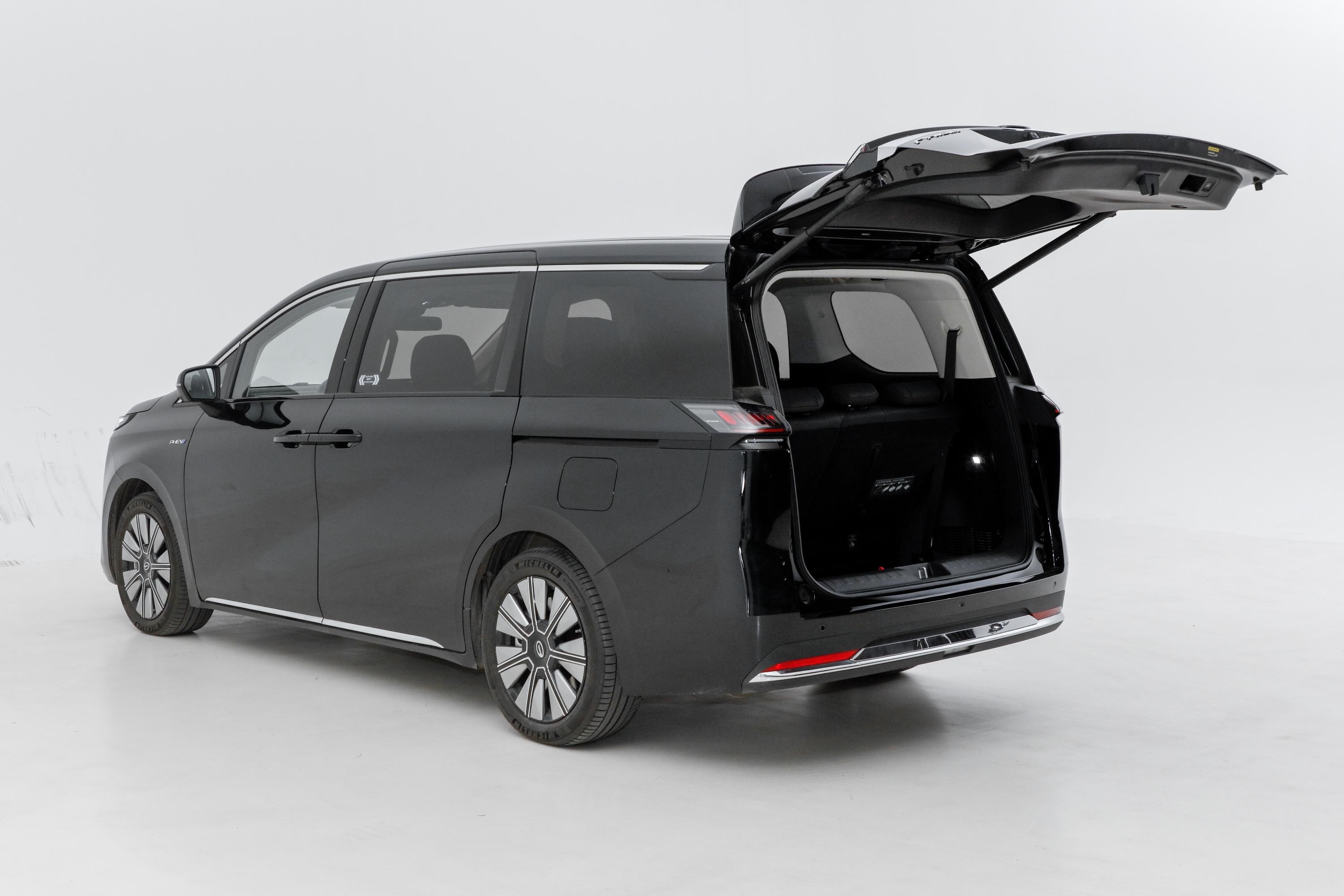 【传祺E8新能源2.0L 150km 龙腾光辉版+后备厢开启45度侧拍图片-汽车图片大全】-易车