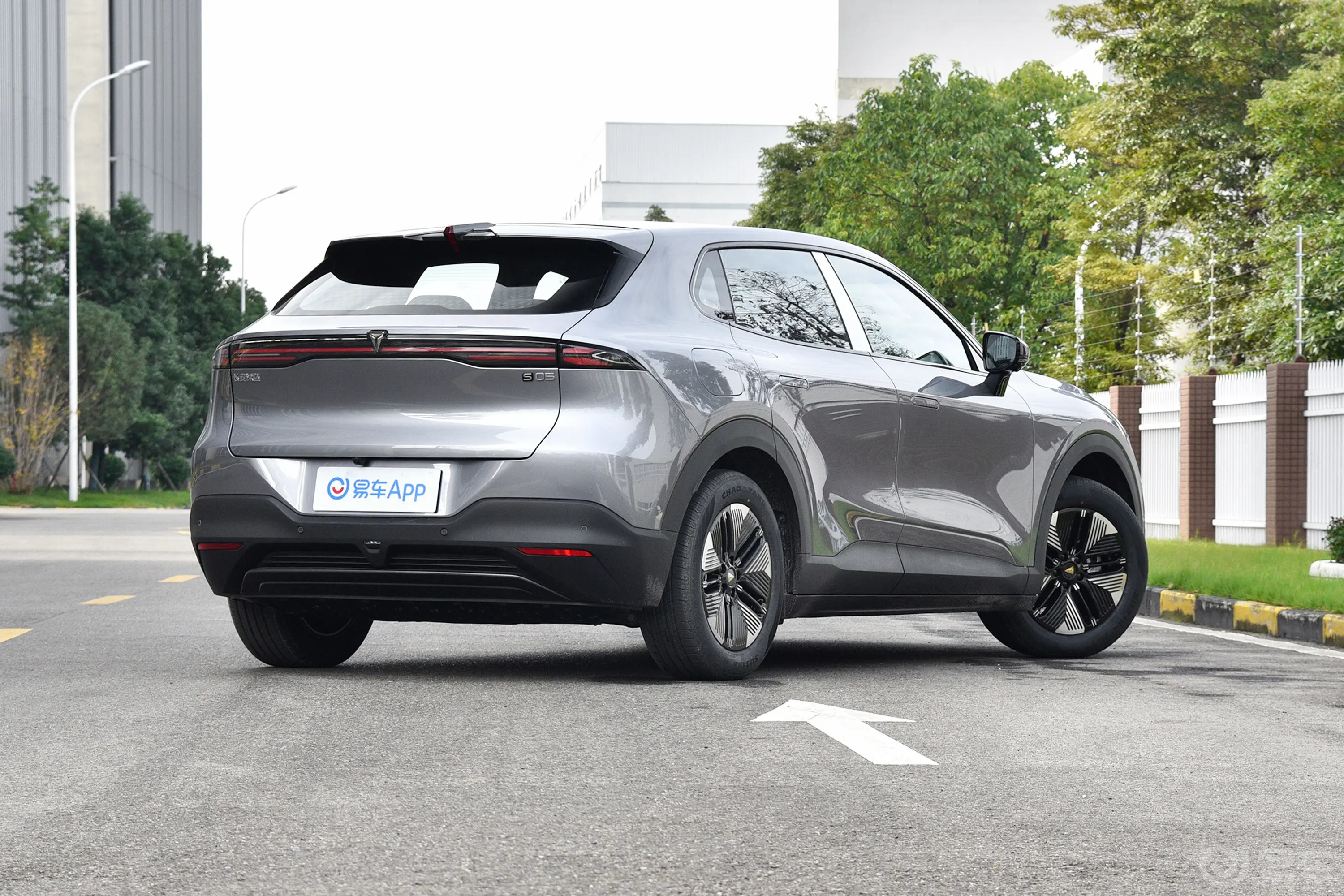 【深蓝S05纯电版 510km 510Plus侧后45度车头向右水平图片-汽车图片大全】-易车