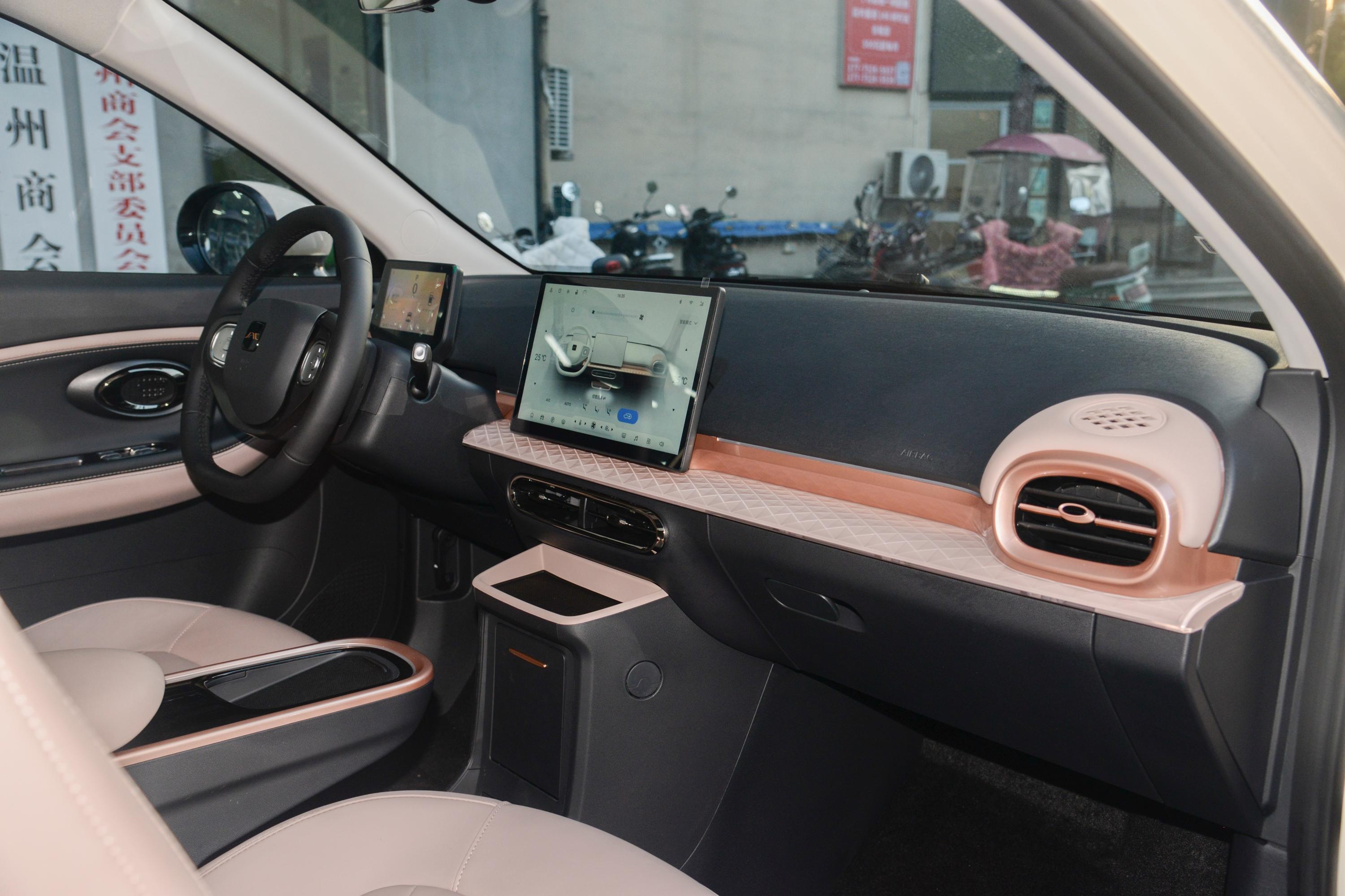 【江淮钇为3改款 挚爱版 505km 冠军版内饰全景副驾驶员方向图片-汽车图片大全】-易车