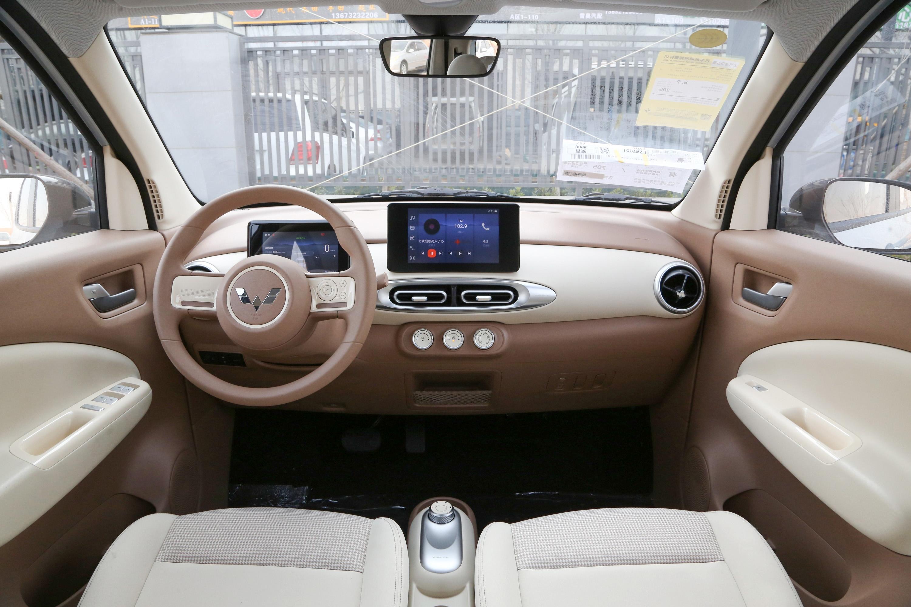 【宏光MINIEV四门版 205km 臻享款内饰全景正拍图片-汽车图片大全】-易车