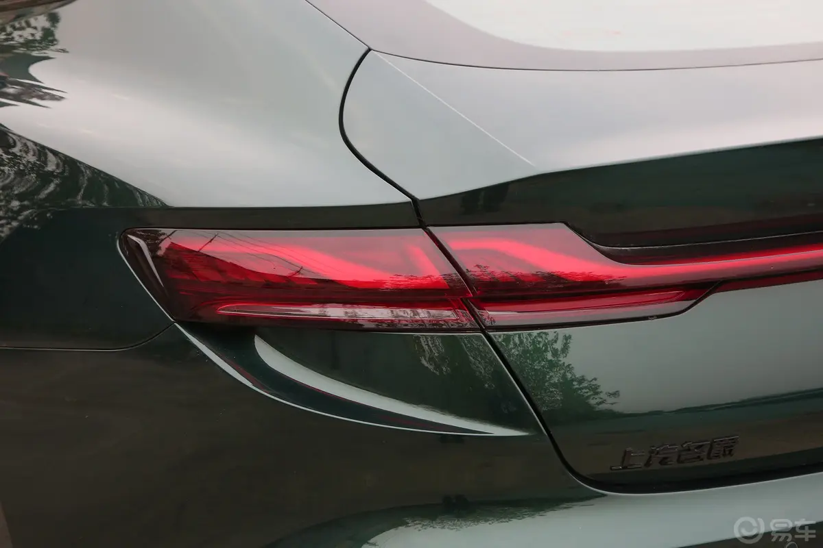 【MG72.0T 405 自动尊享版尾灯侧45度俯拍图片-汽车图片大全】-易车