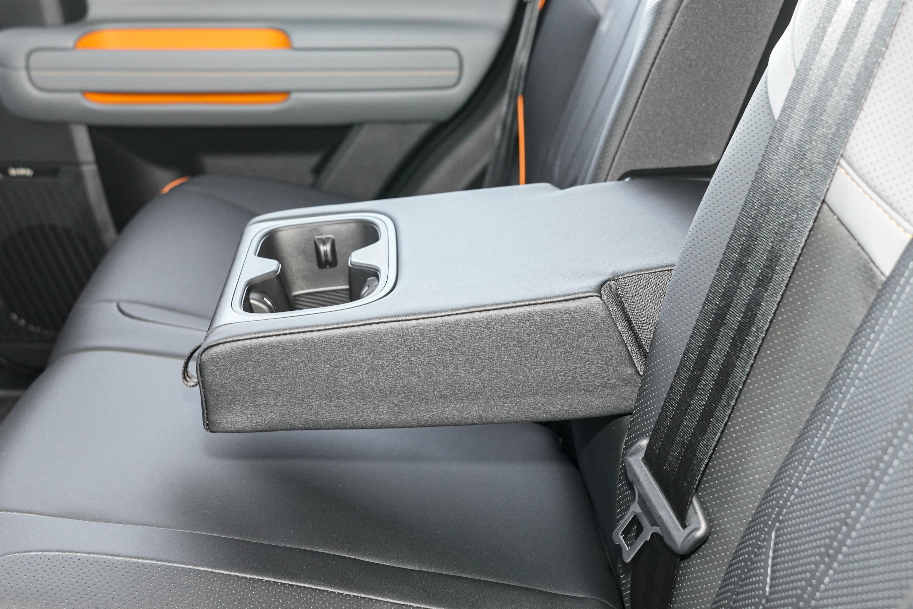 【北京越野BJ40增程152km 进阶版后排(第二排)中央扶手图片-汽车图片大全】-易车