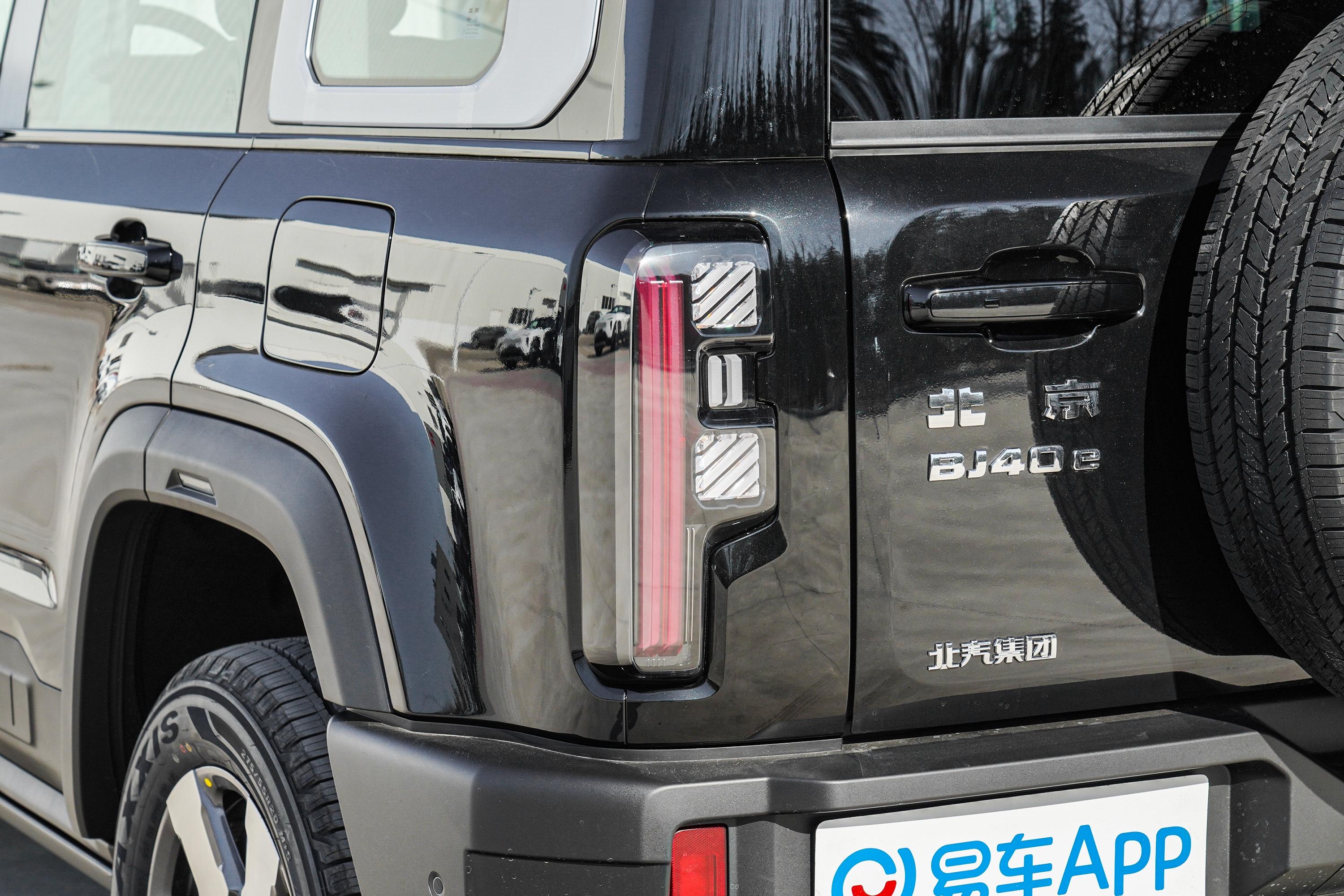 【北京越野BJ40增程152km 进阶版尾灯侧45度俯拍图片-汽车图片大全】-易车