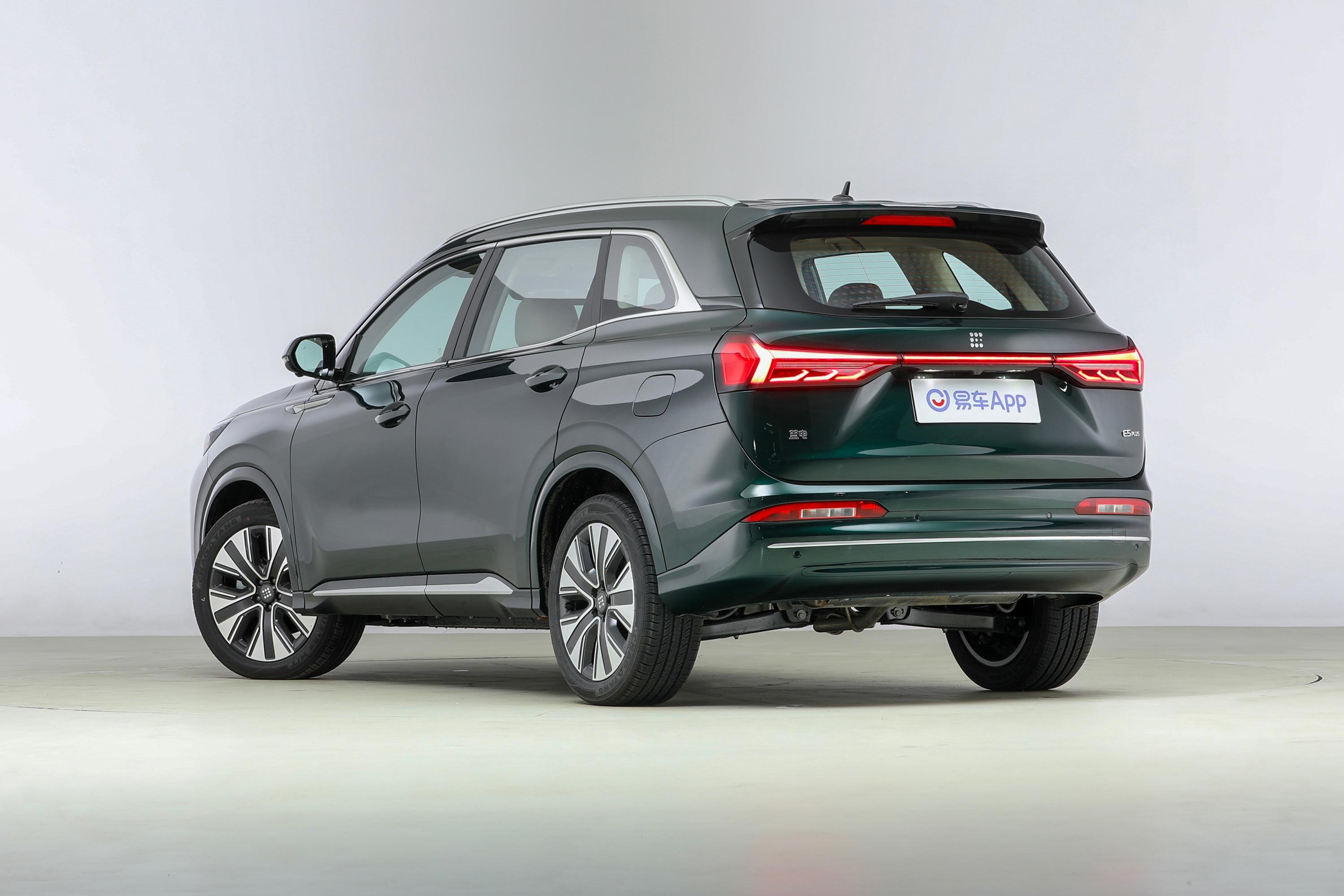 【蓝电E5 PLUS1.5L 165km 长续航版PLUS 7座侧后45度车头向左水平图片-汽车图片大全】-易车