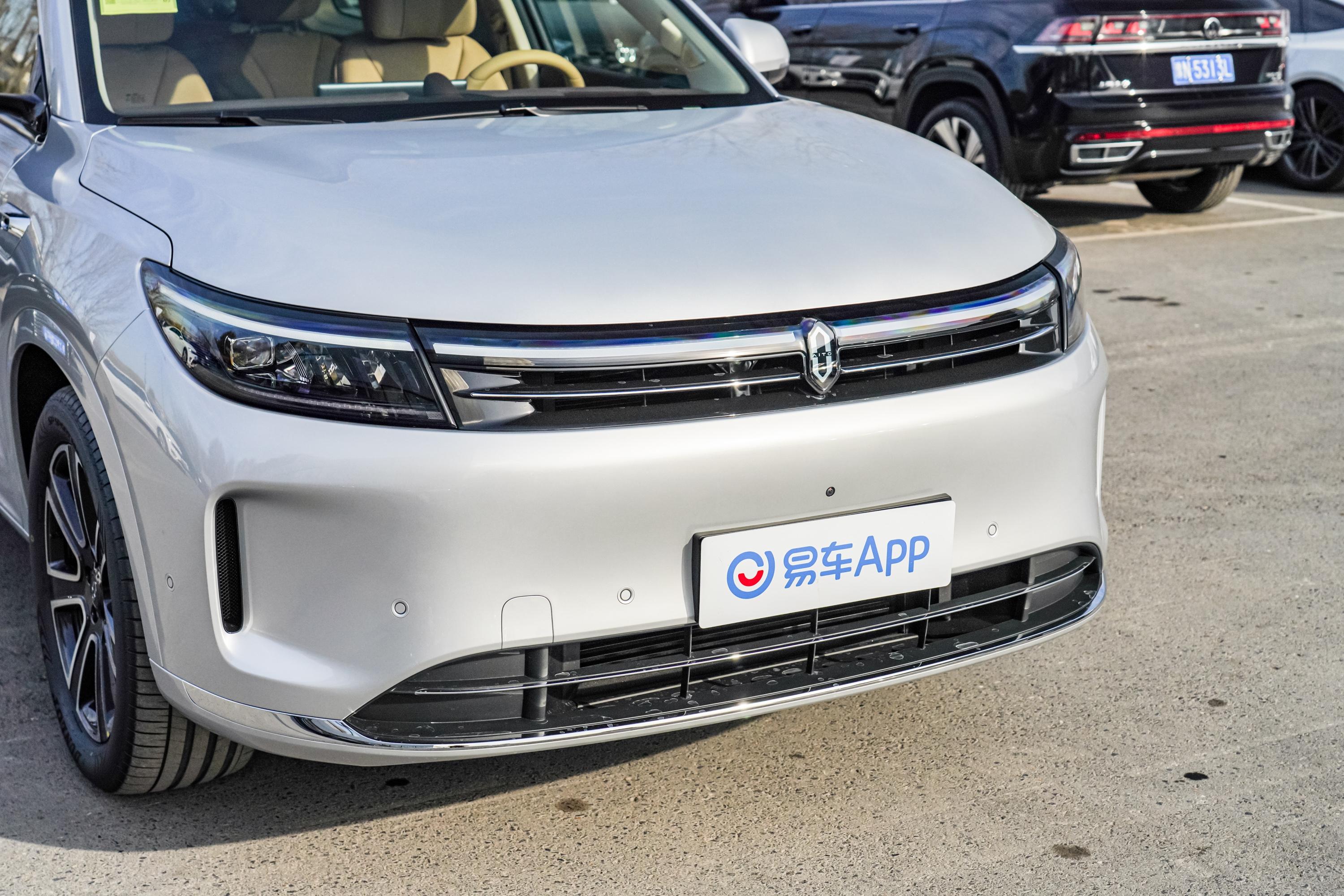 【问界M71.5T 230km 后驱Pro智驾版 6座前格栅侧俯拍图片-汽车图片大全】-易车