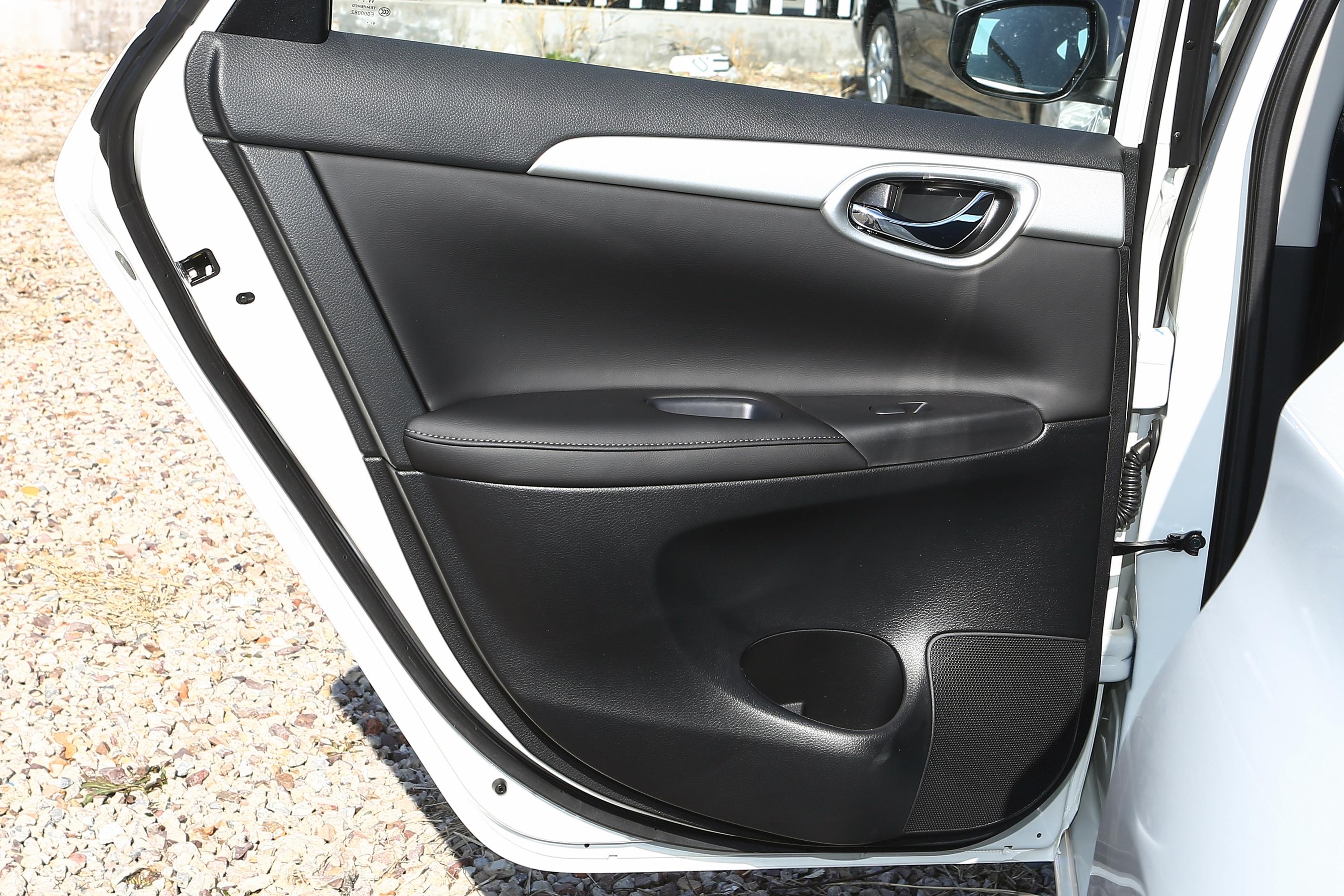 【轩逸改款二 经典 1.6L XE 舒适版后排功能图片-汽车图片大全】-易车