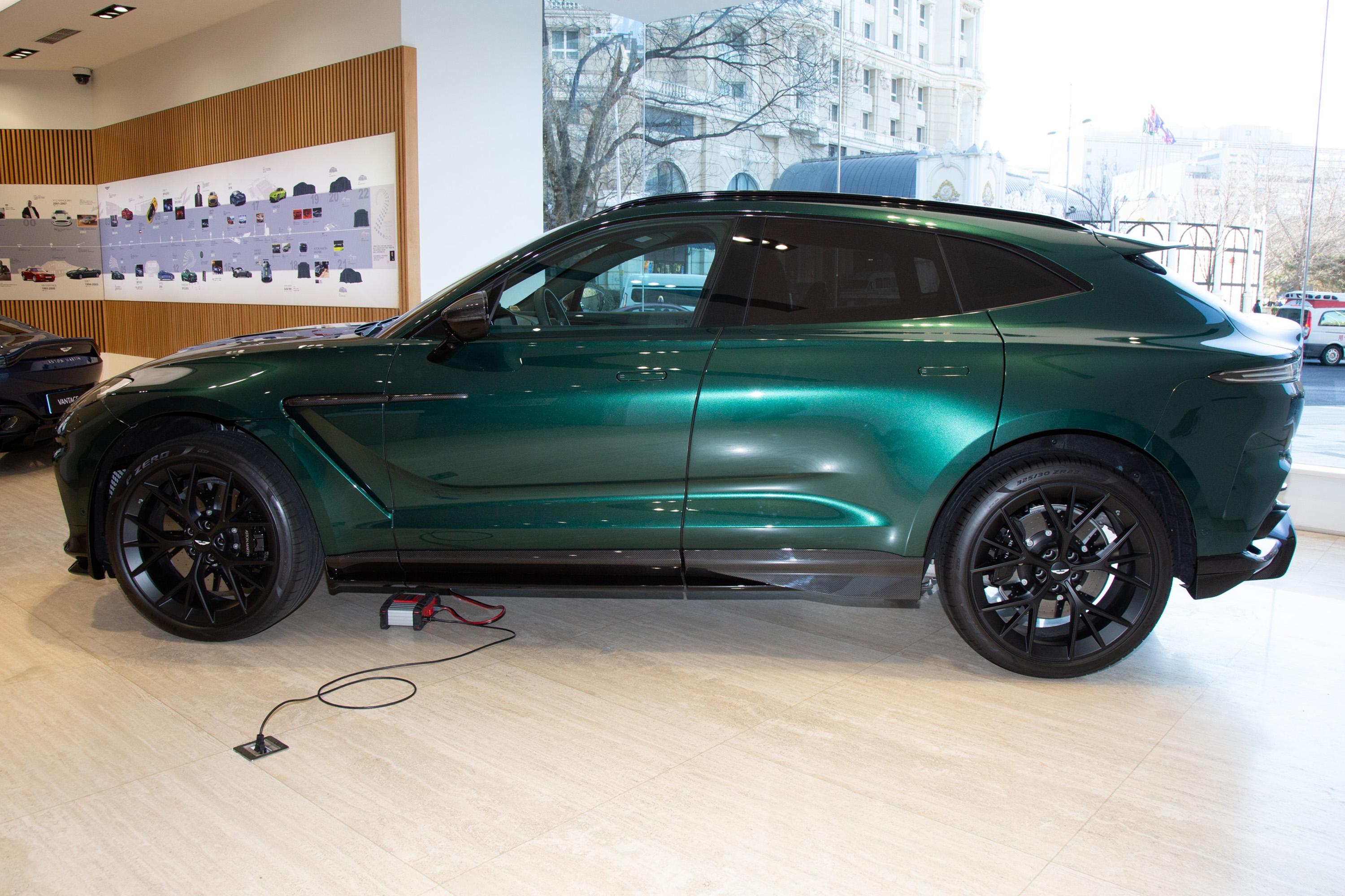 【阿斯顿·马丁DBX4.0T V8 707正侧车头向左水平图片-汽车图片大全】-易车