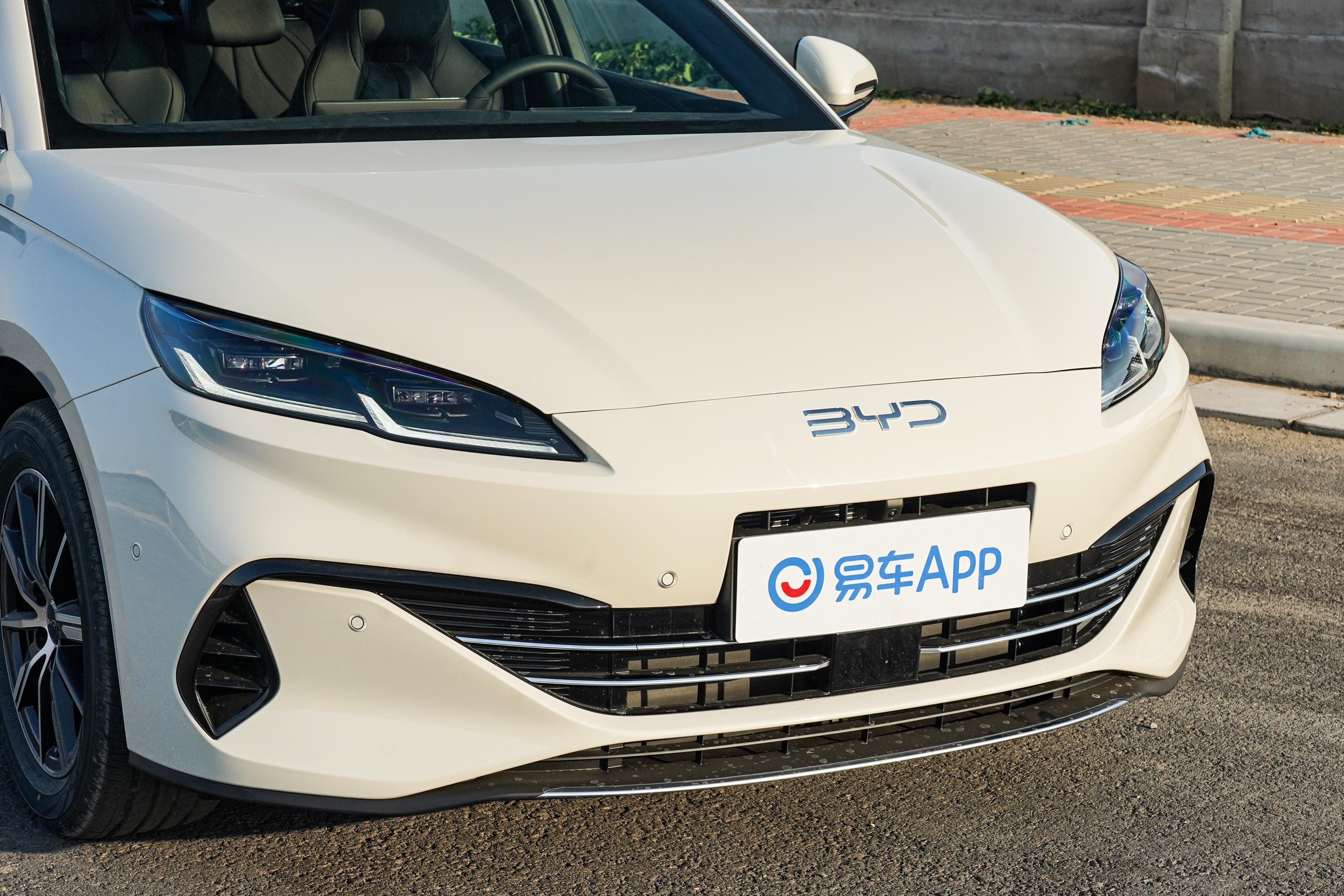 【海豹06DM-i 智驾版 1.5L 120km 尊享型前格栅侧俯拍图片-汽车图片大全】-易车