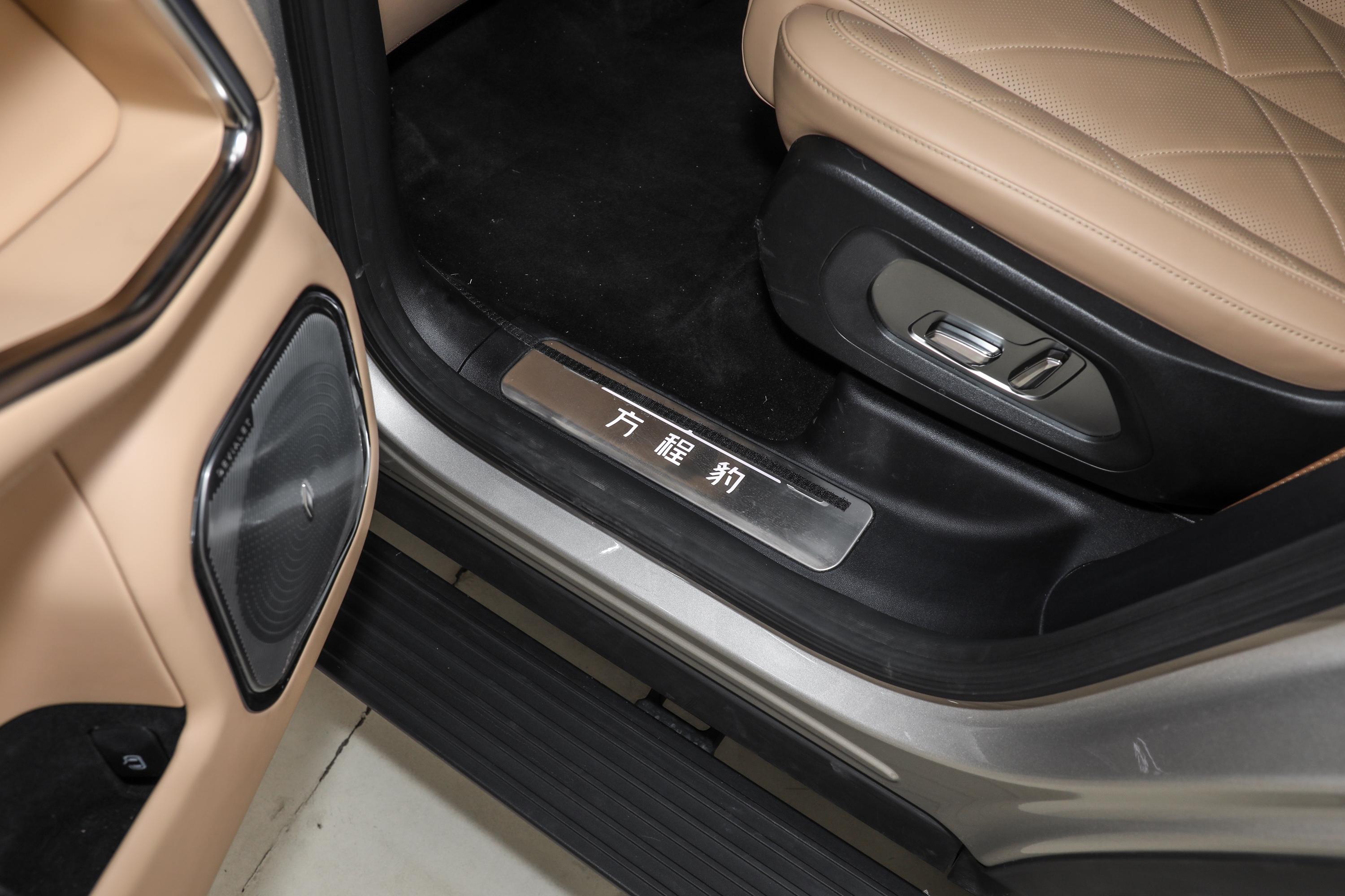 【豹82.0T 智勇旗舰版 7座后排空间图片-汽车图片大全】-易车