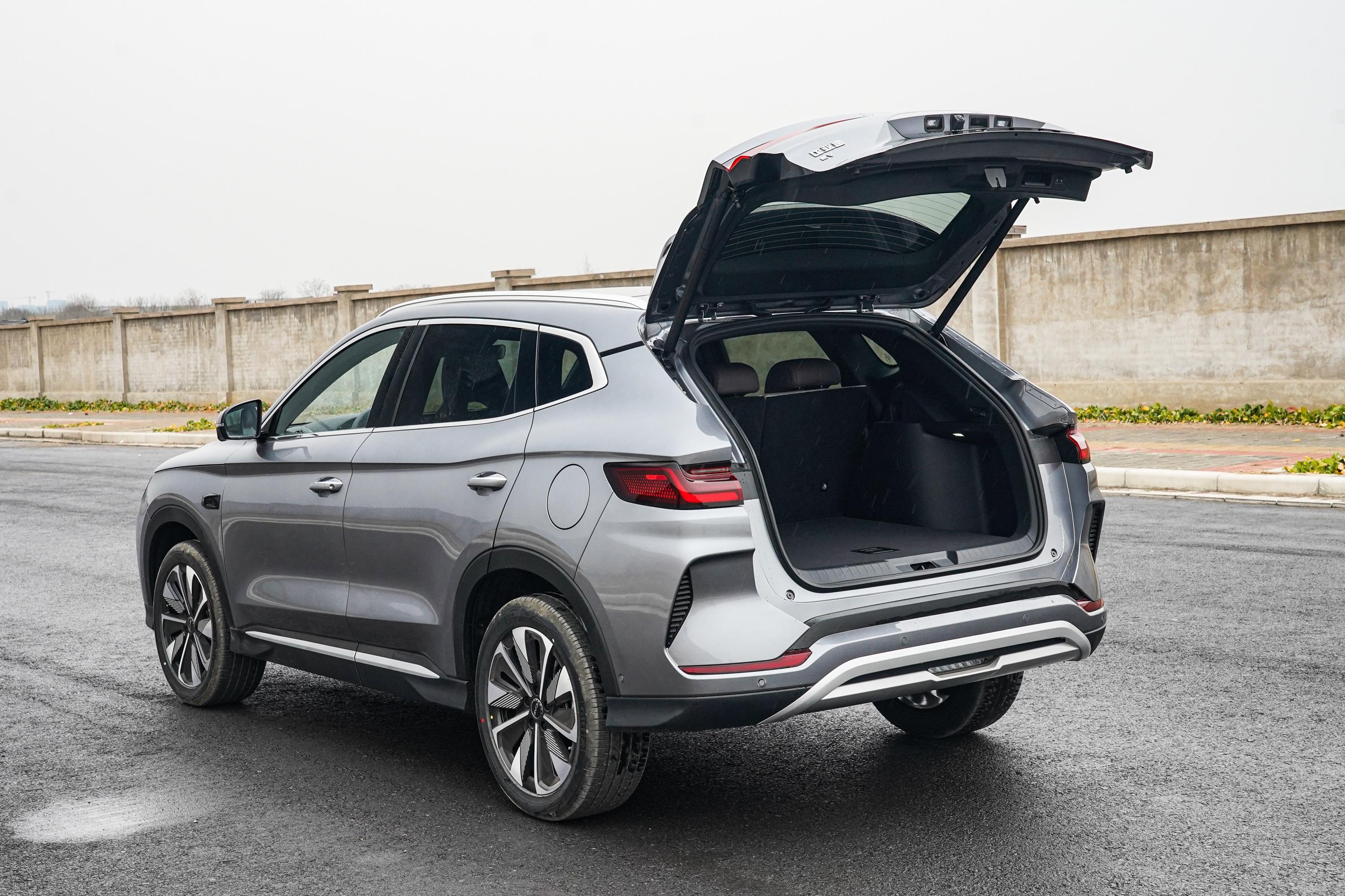 【宋PLUS新能源EV 智驾版 520km 豪华型后备厢开启45度侧拍图片-汽车图片大全】-易车