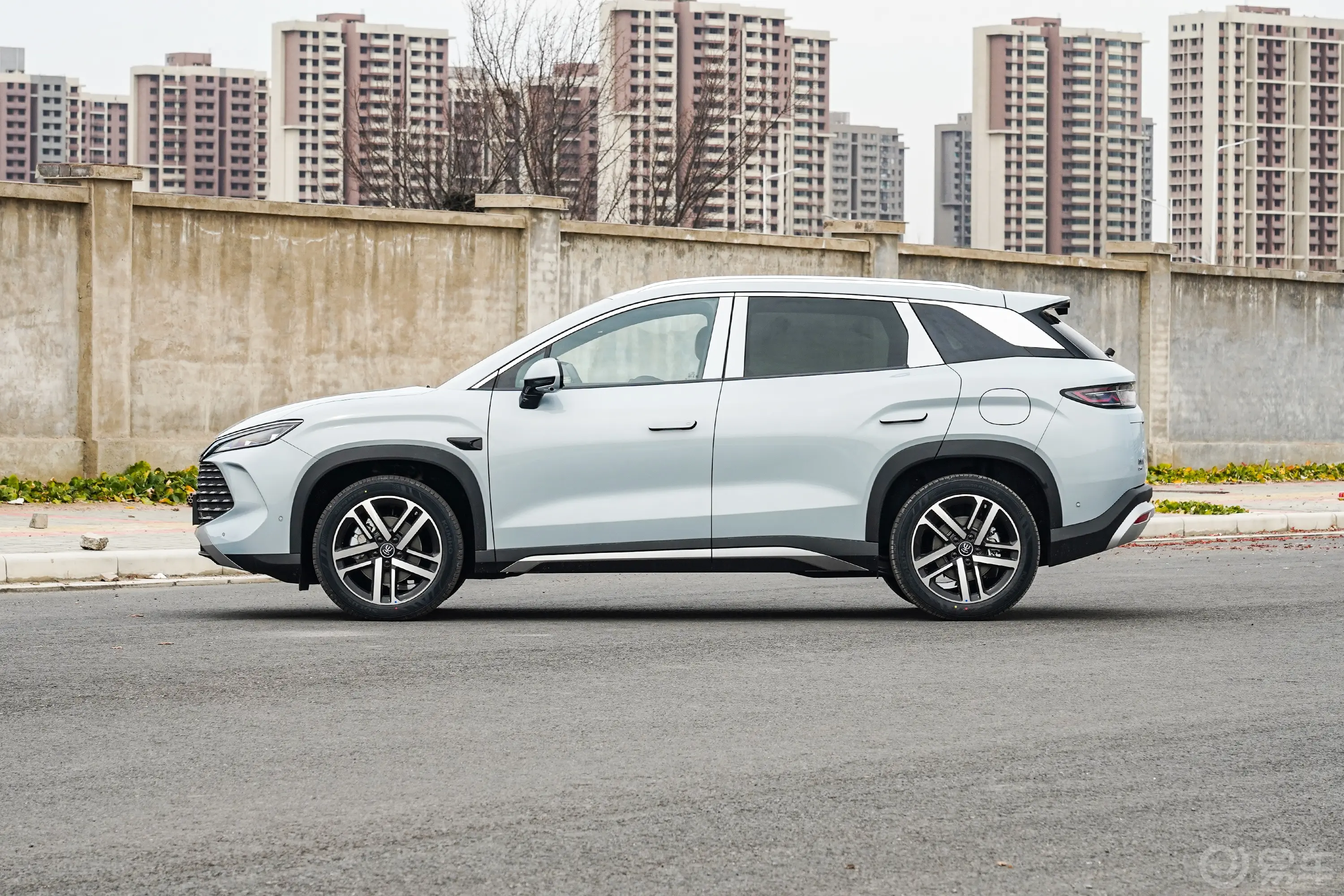 【宋L DM-i智驾版 1.5L 112km 超越型正侧车头向左水平图片-汽车图片大全】-易车