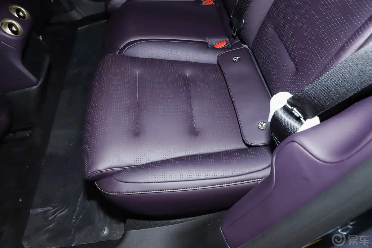 【阿维塔07增程版 230km 后驱Pro+后排空间图片-汽车图片大全】-易车