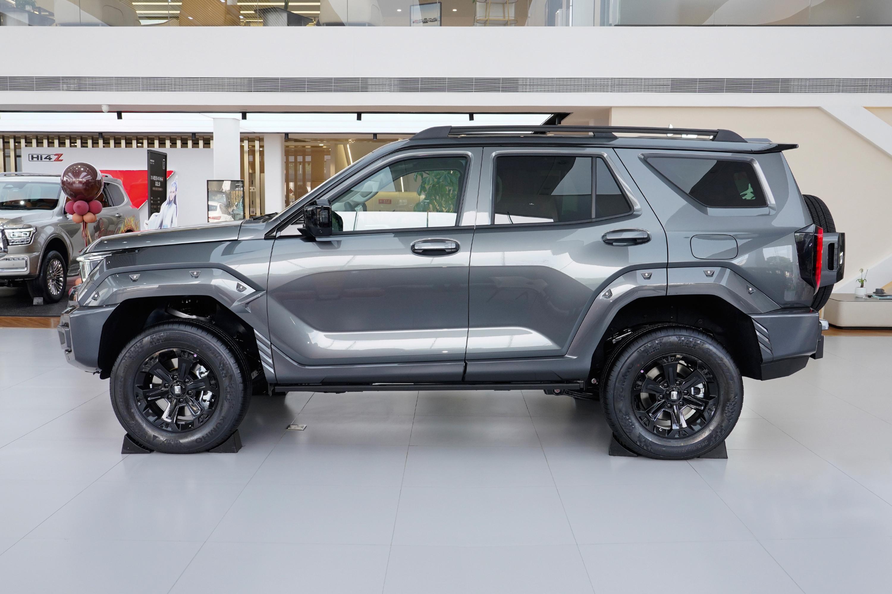 【坦克400新能源2.0T 105km 越野版 36.7kWh正侧车头向左水平图片-汽车图片大全】-易车