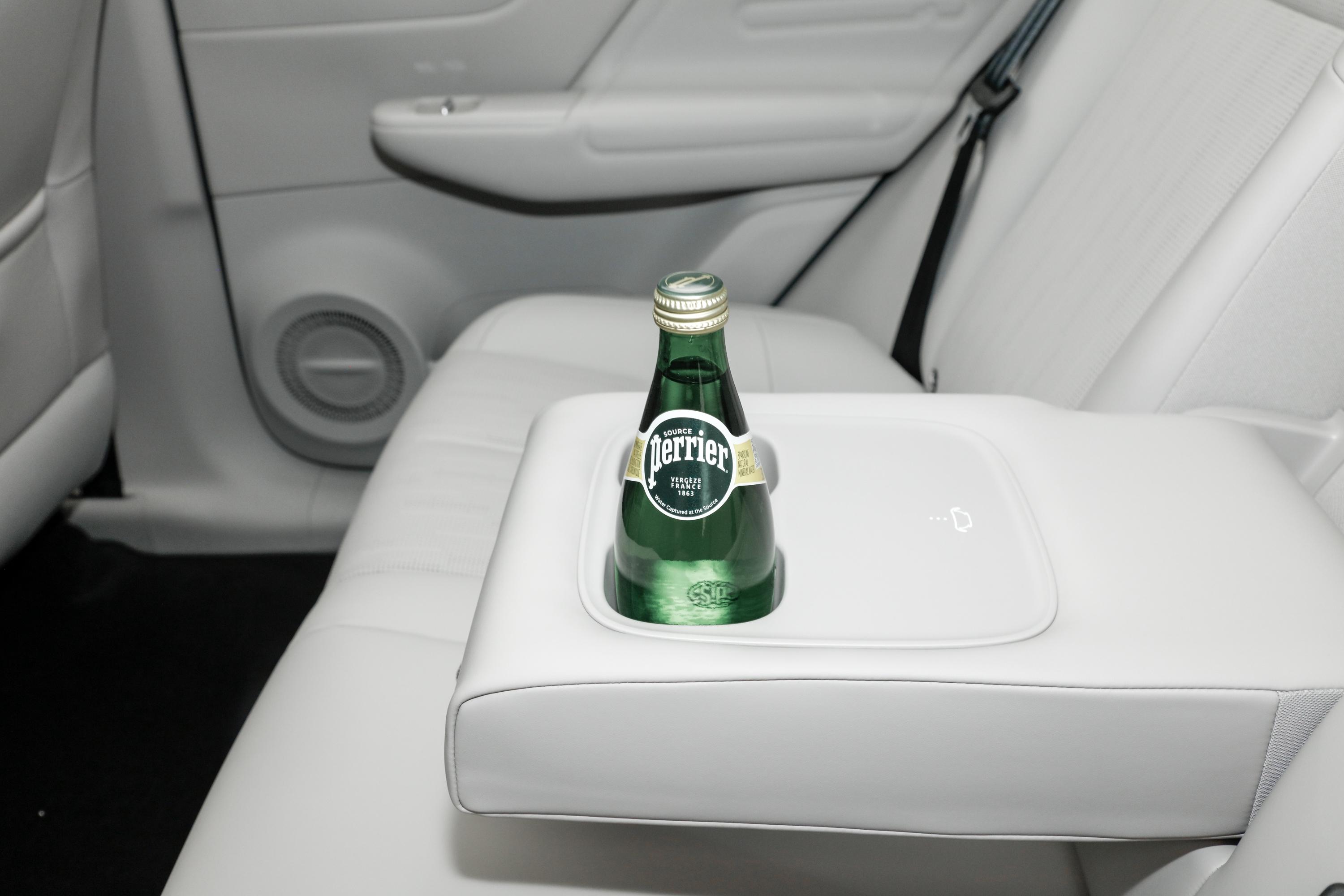 【零跑B10600km 激光雷达版后排(第二排)杯架图片-汽车图片大全】-易车