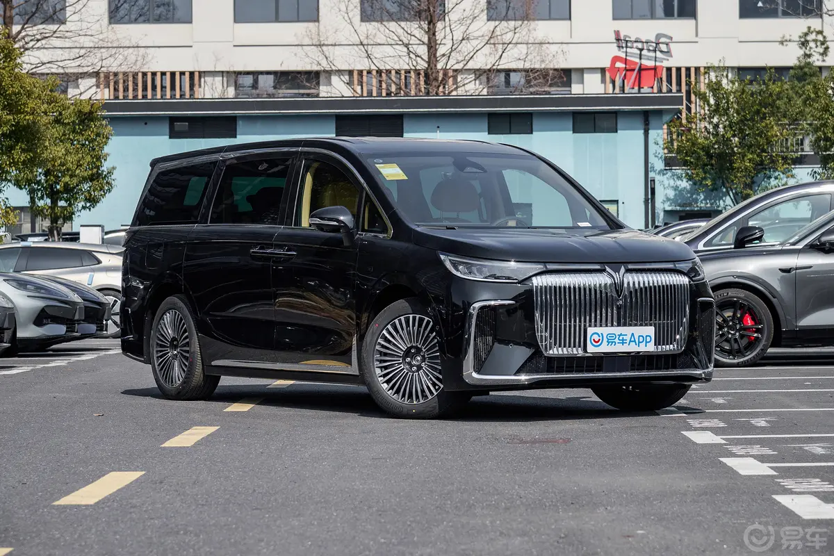 【岚图梦想家插电混动 1.5T 235km 四驱卓越鲲鹏版侧前45度车头向右水平图片-汽车图片大全】-易车