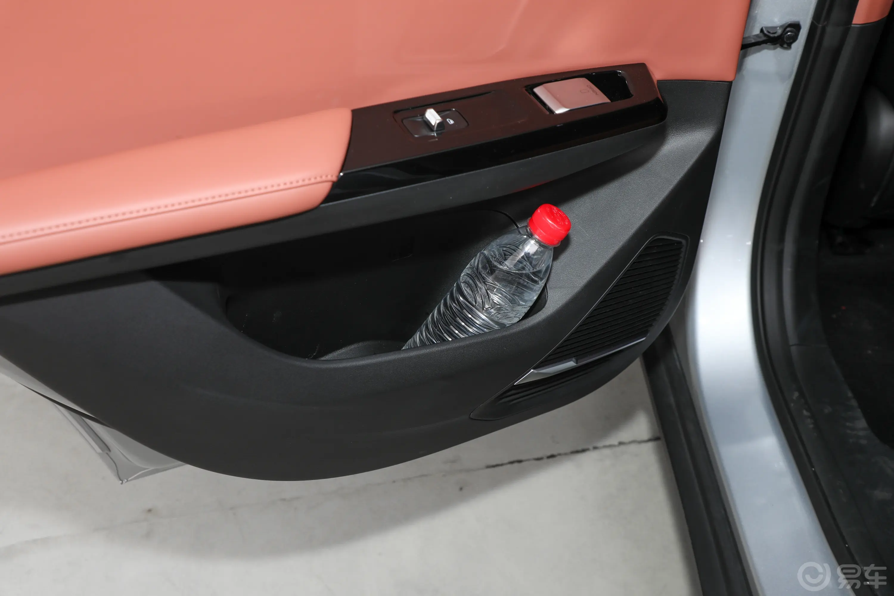 【银河L6EM-i 1.5L 140km 星舰版后排功能图片-汽车图片大全】-易车