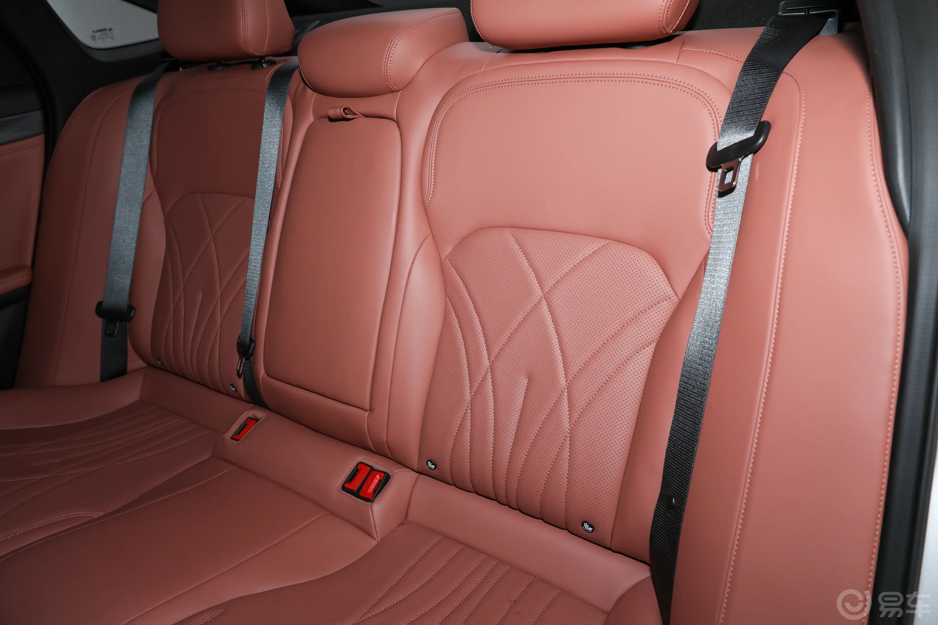 【银河L6EM-i 1.5L 140km 星舰版后排空间图片-汽车图片大全】-易车