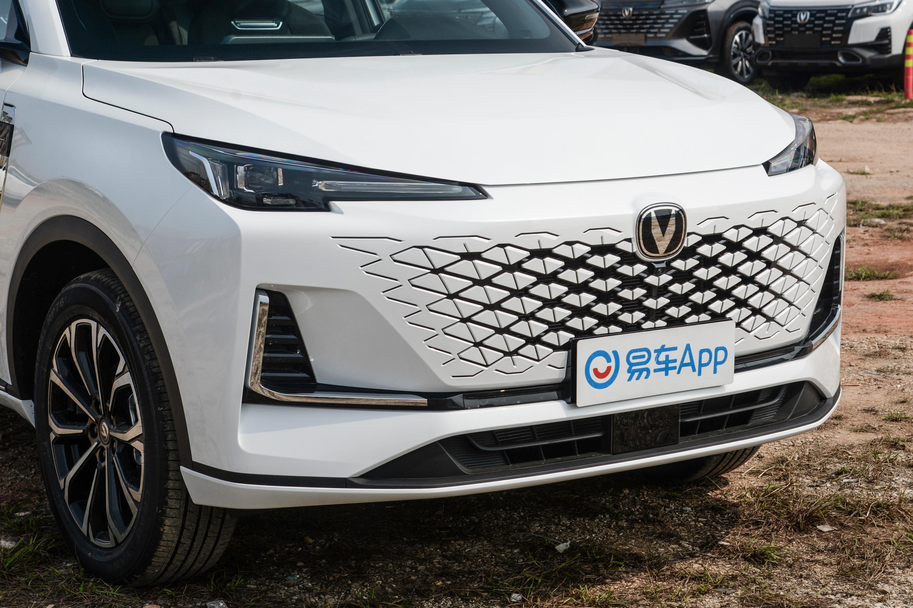 【长安CS55PLUS PHEV智慧新蓝鲸 1.5L 125km 超能版前格栅侧俯拍图片-汽车图片大全】-易车